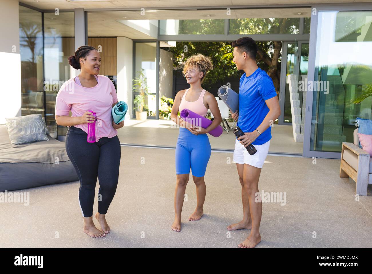 Friends chat hi-res stock photography and images - Alamy