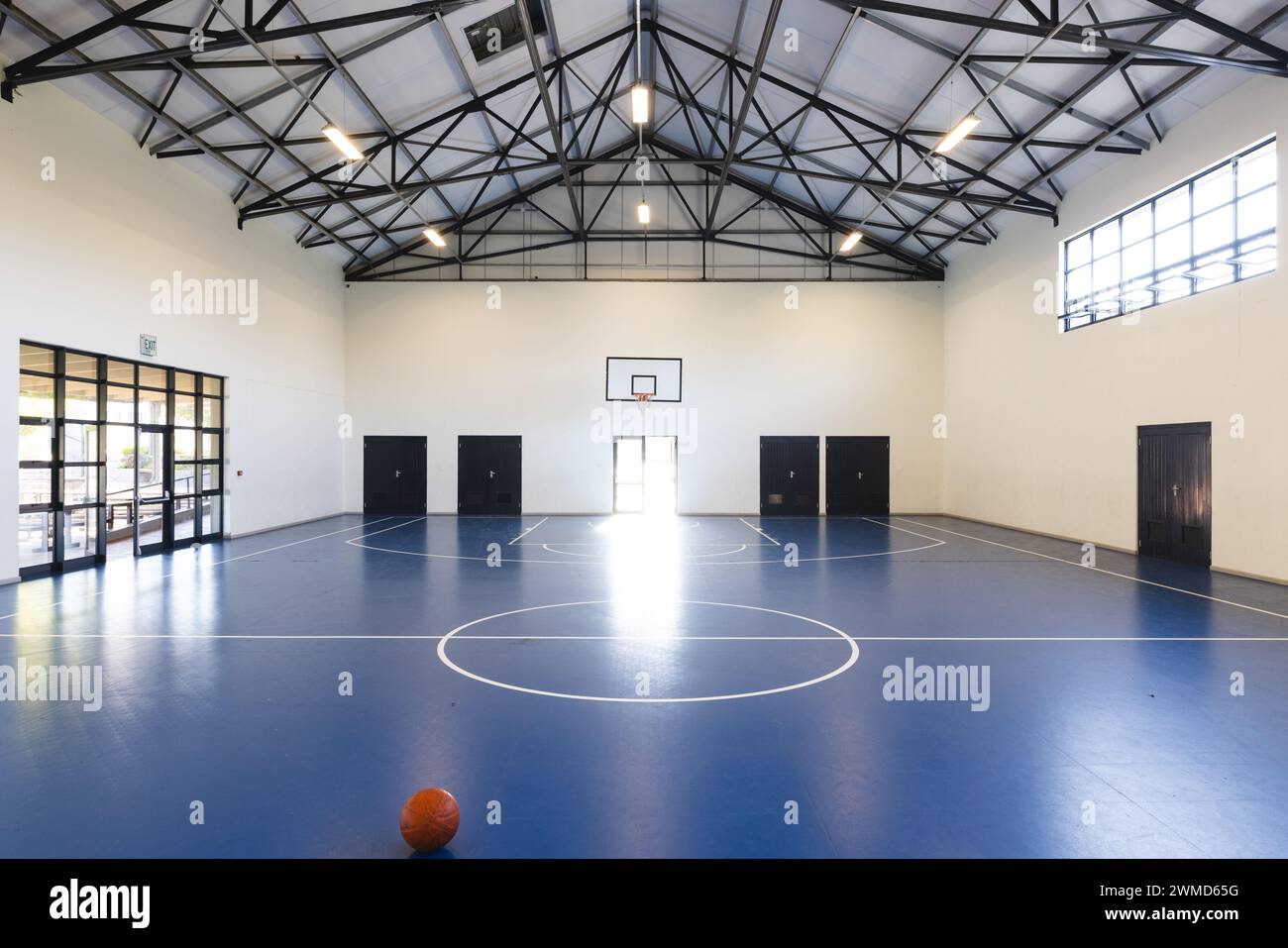 Empty basketball court hi-res stock photography and images - Alamy