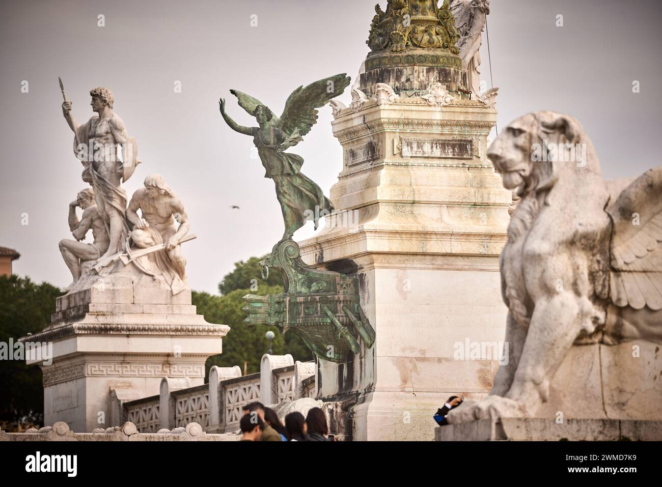 Winged victory bronze statue hi-res stock photography and images - Alamy