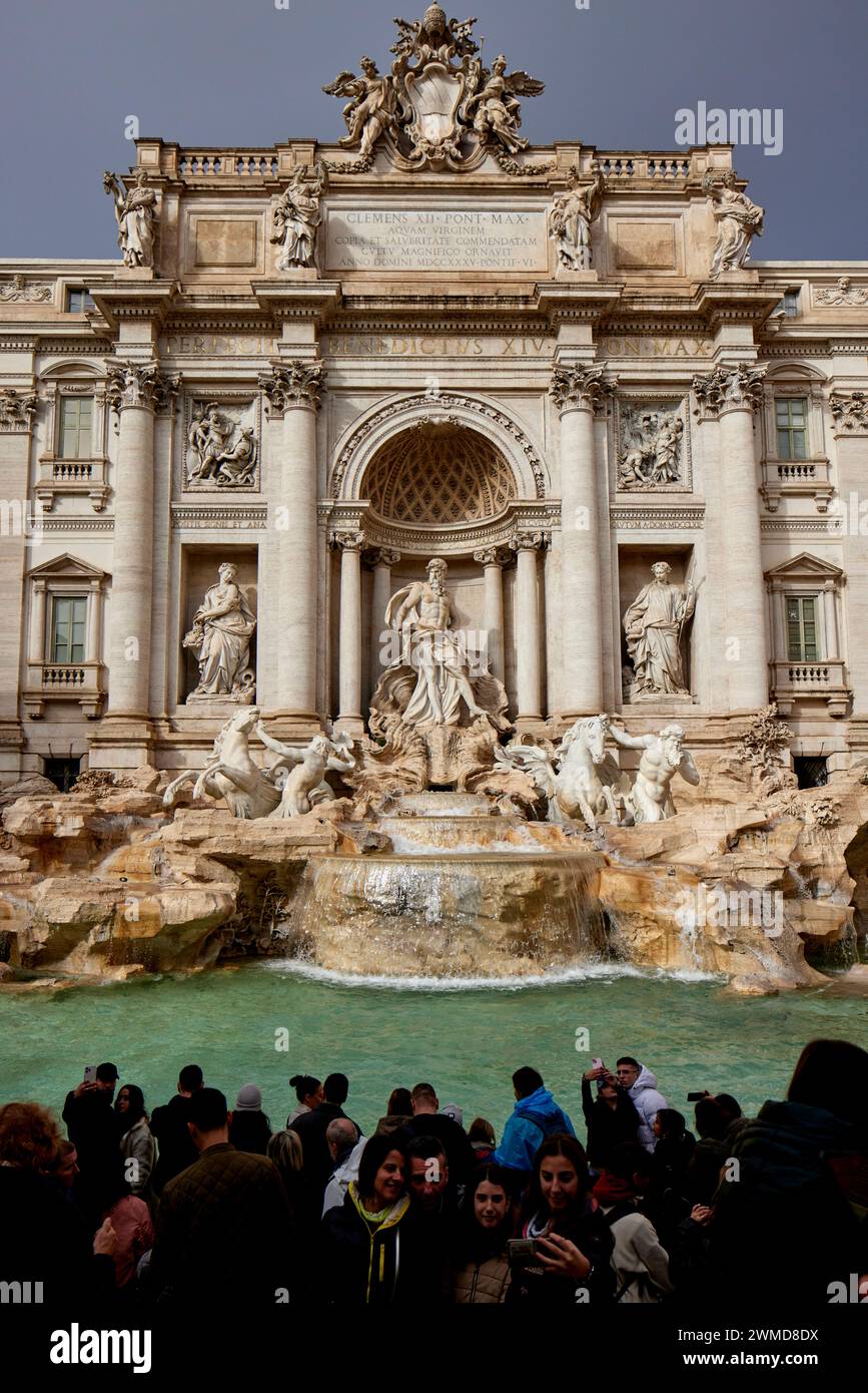 Ornate carved fountain hi-res stock photography and images - Alamy