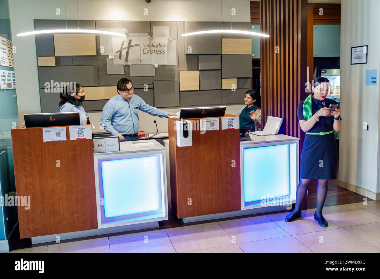 Hotel front desk sign hi-res stock photography and images - Alamy