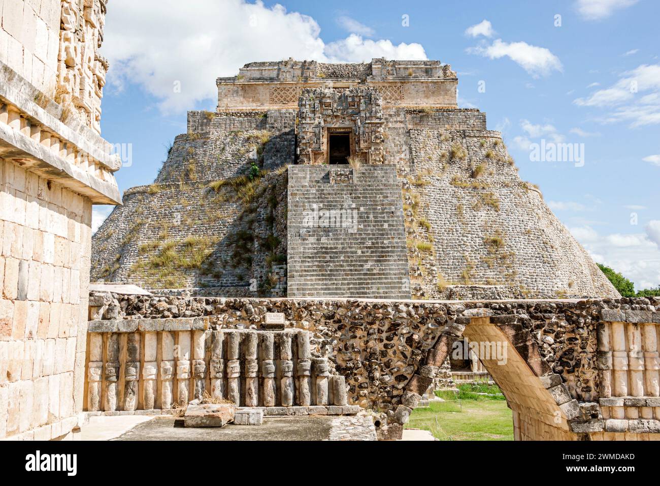 West side chenes style staircase hi-res stock photography and images ...