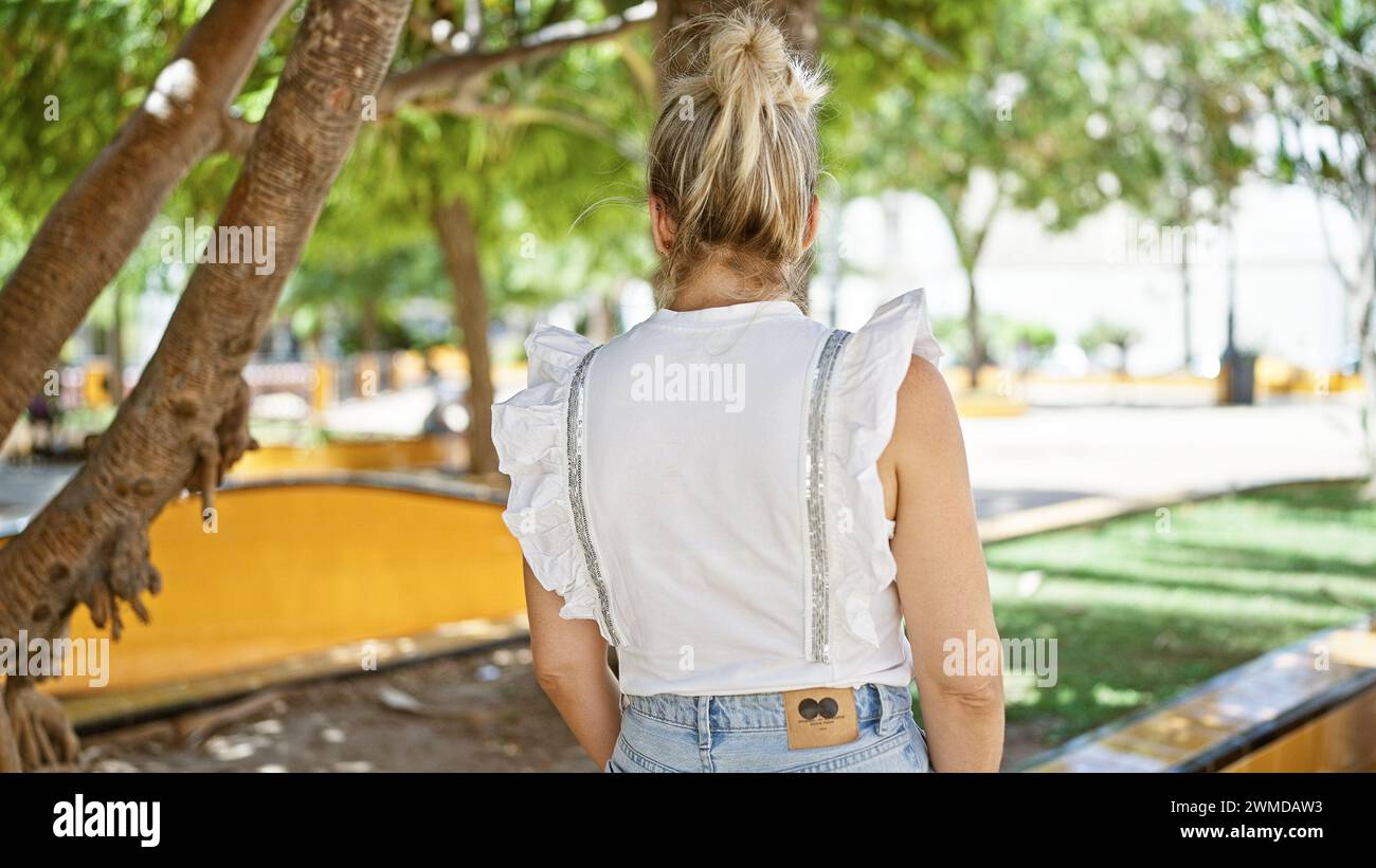 Walk backwards woman hi-res stock photography and images - Alamy
