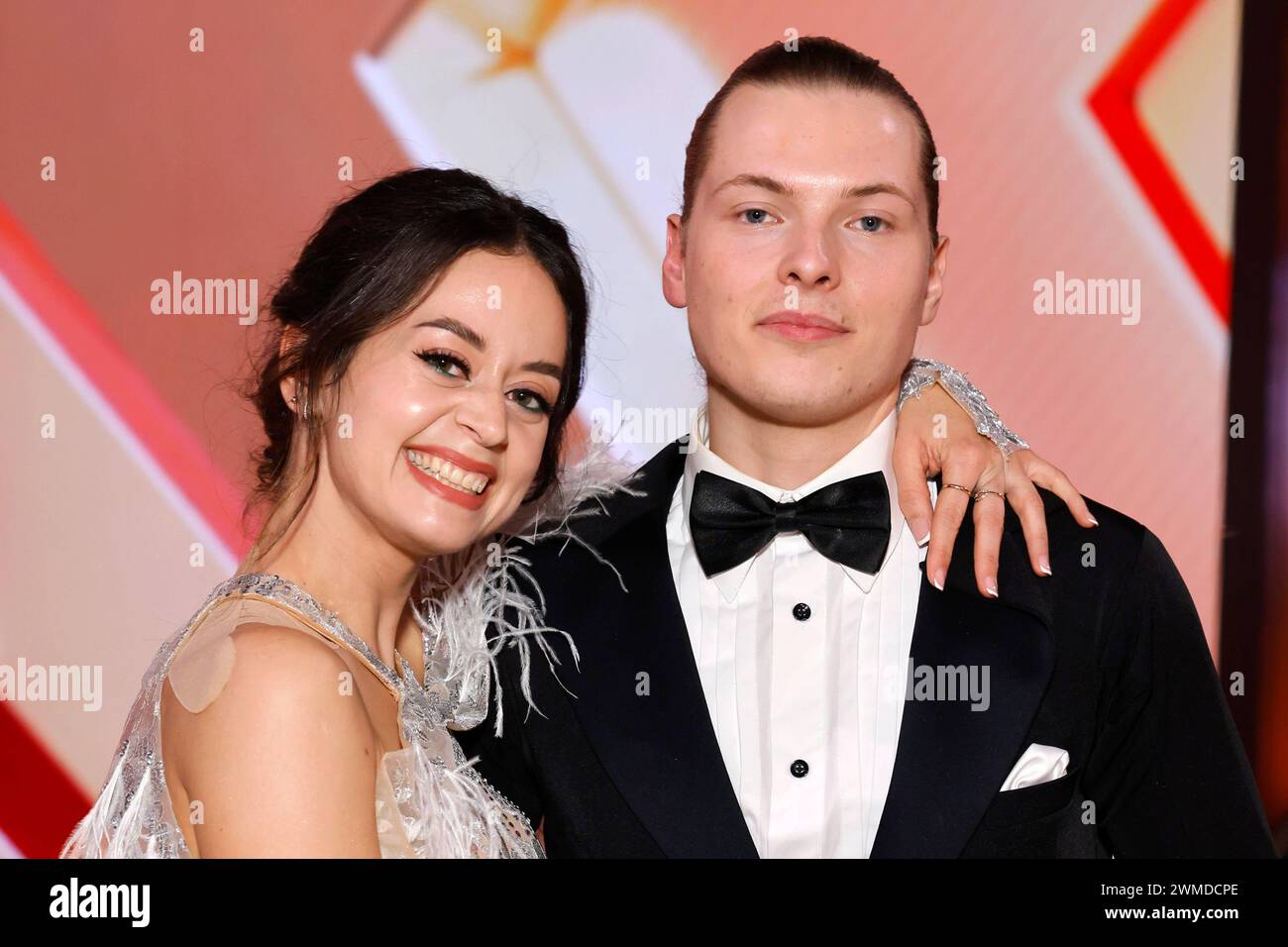 Sänger Gabriel Kelly und Tänzerin Malika Dzumaev bei der 17. Staffel ...