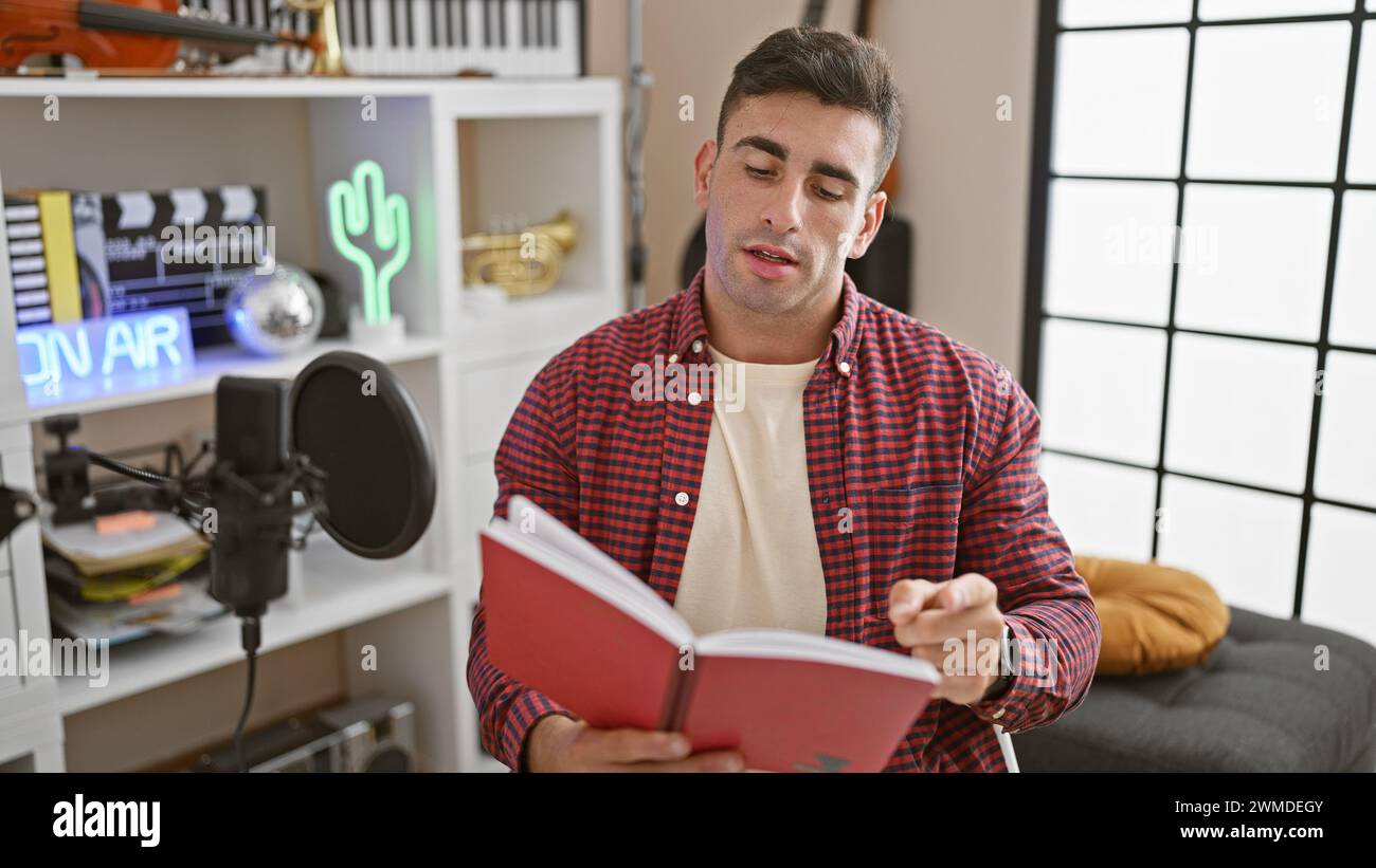 Radio on air personality hi-res stock photography and images - Alamy