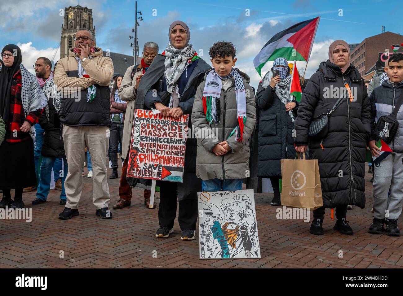 Hands of rafah hi-res stock photography and images - Alamy