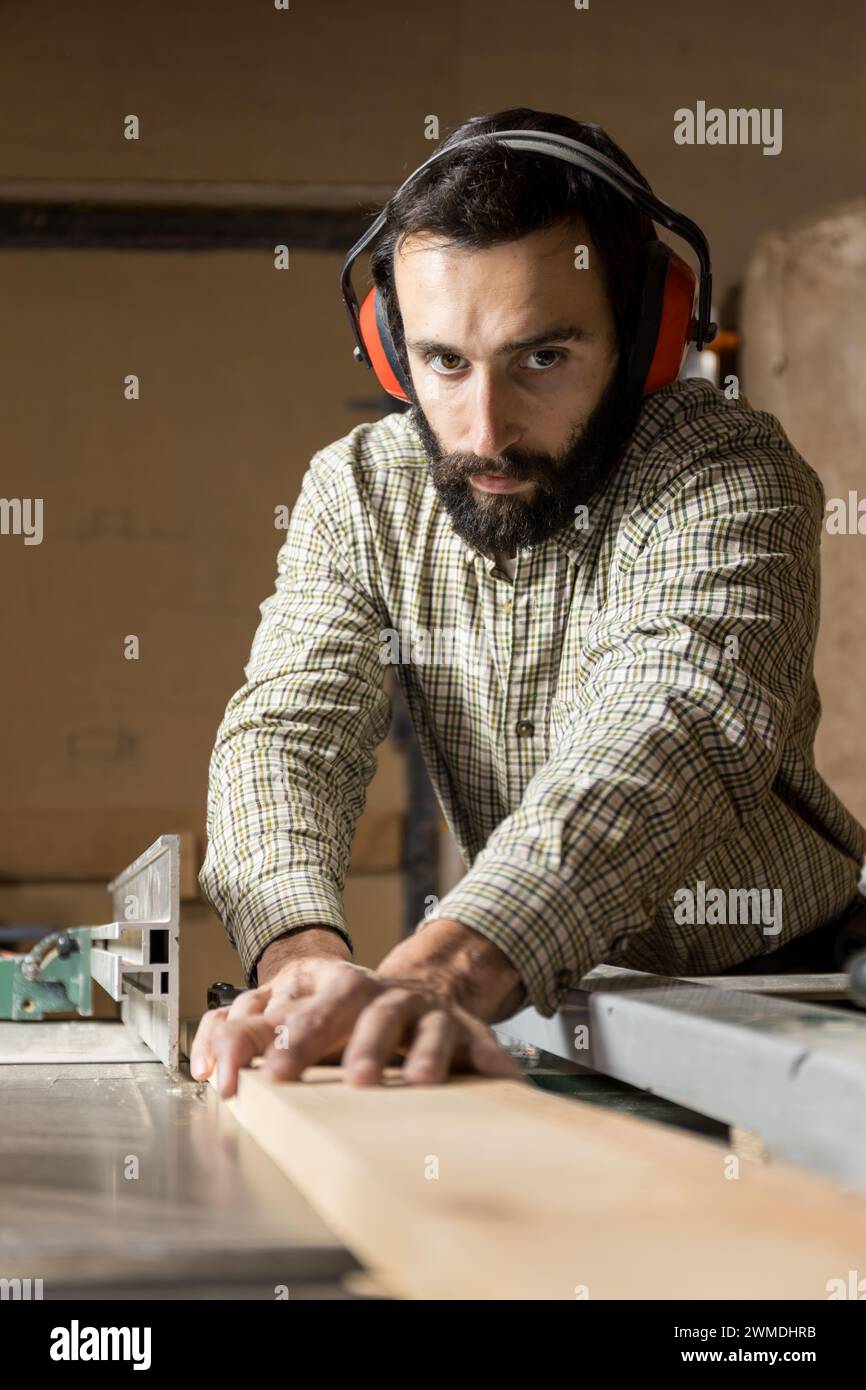 Vertical photo a portrait of a focused carpenter man mid adult ...