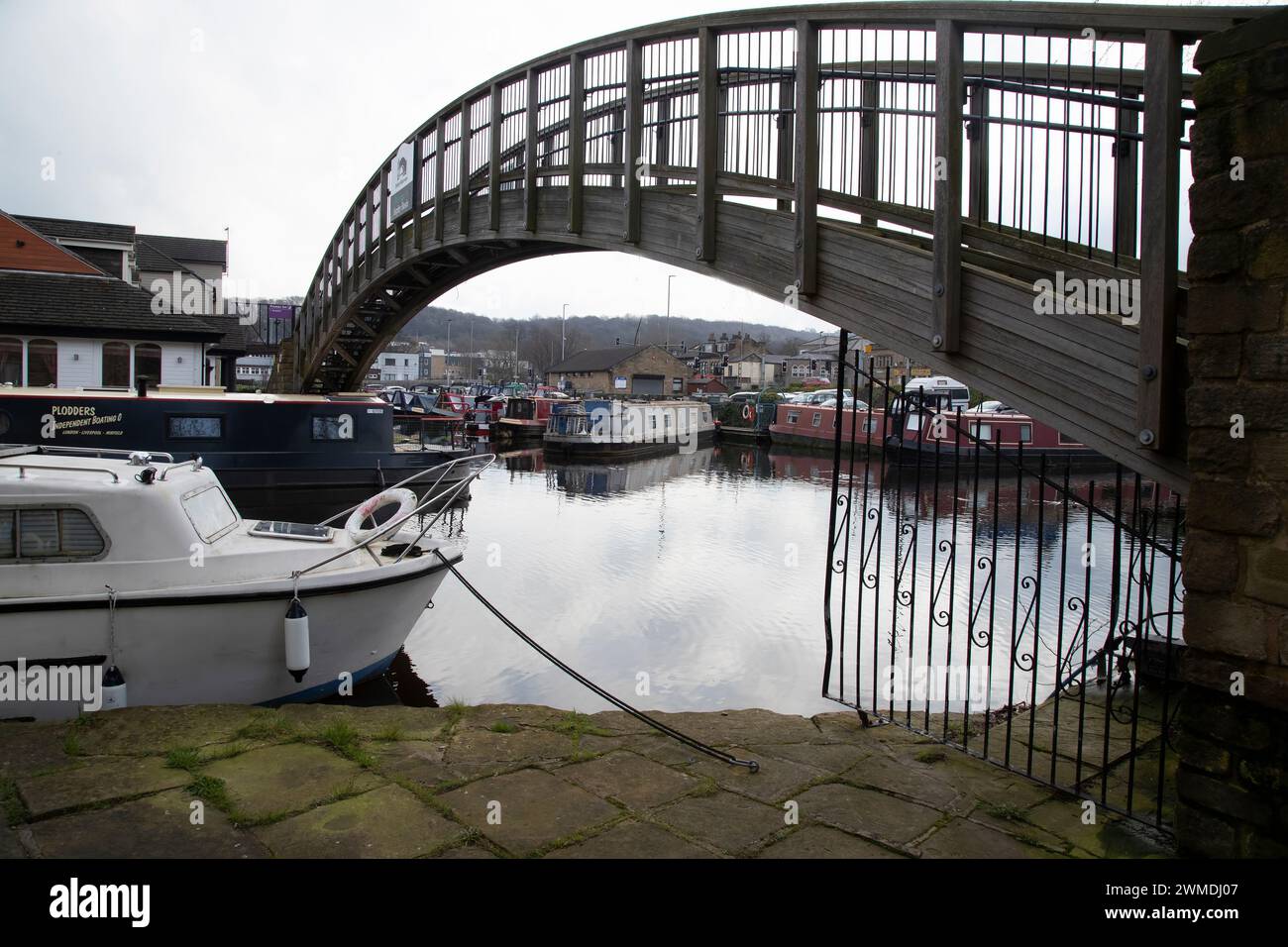 Wooden arch footbridge over canal hi-res stock photography and images ...