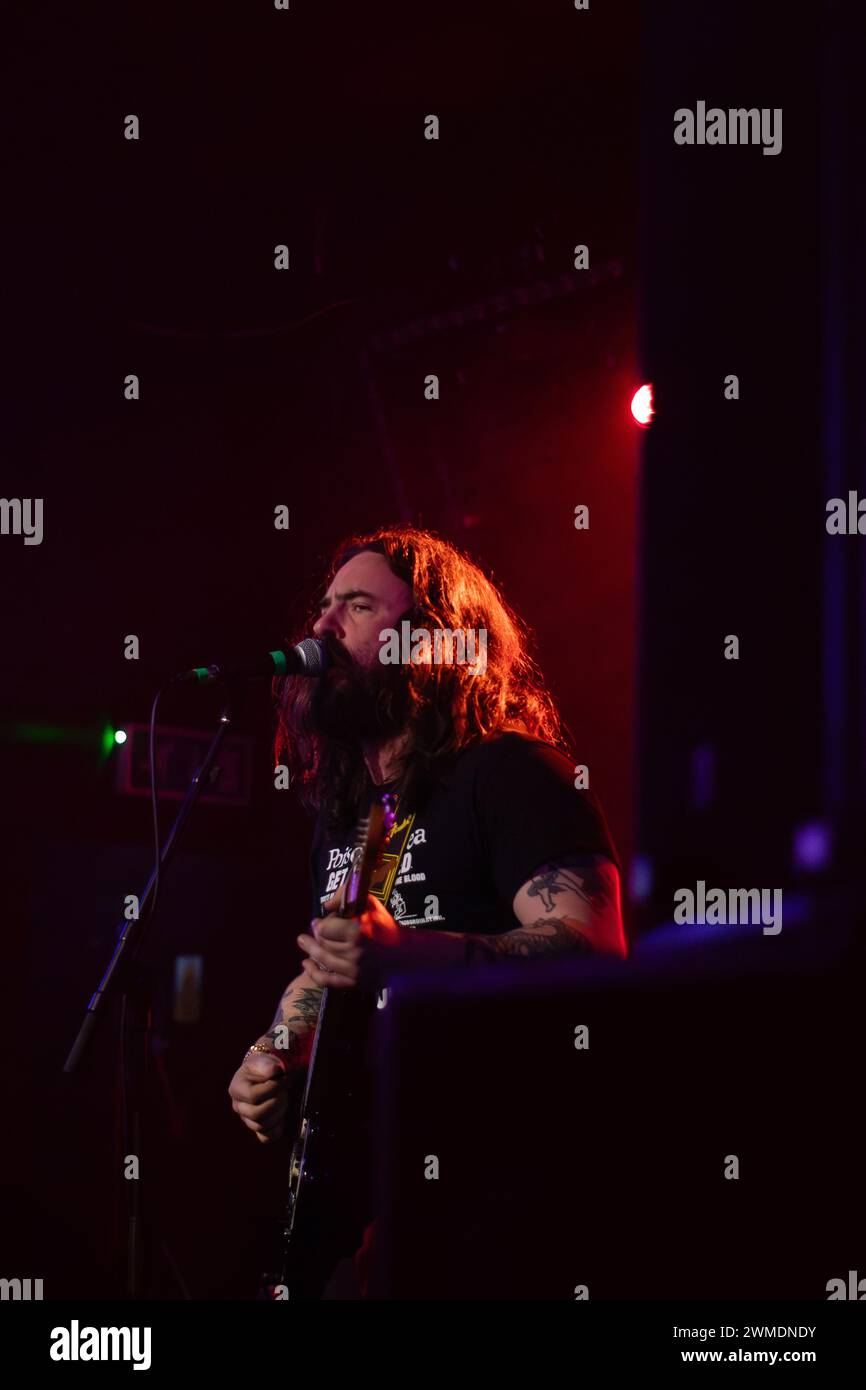 Band play live fan hi-res stock photography and images - Alamy