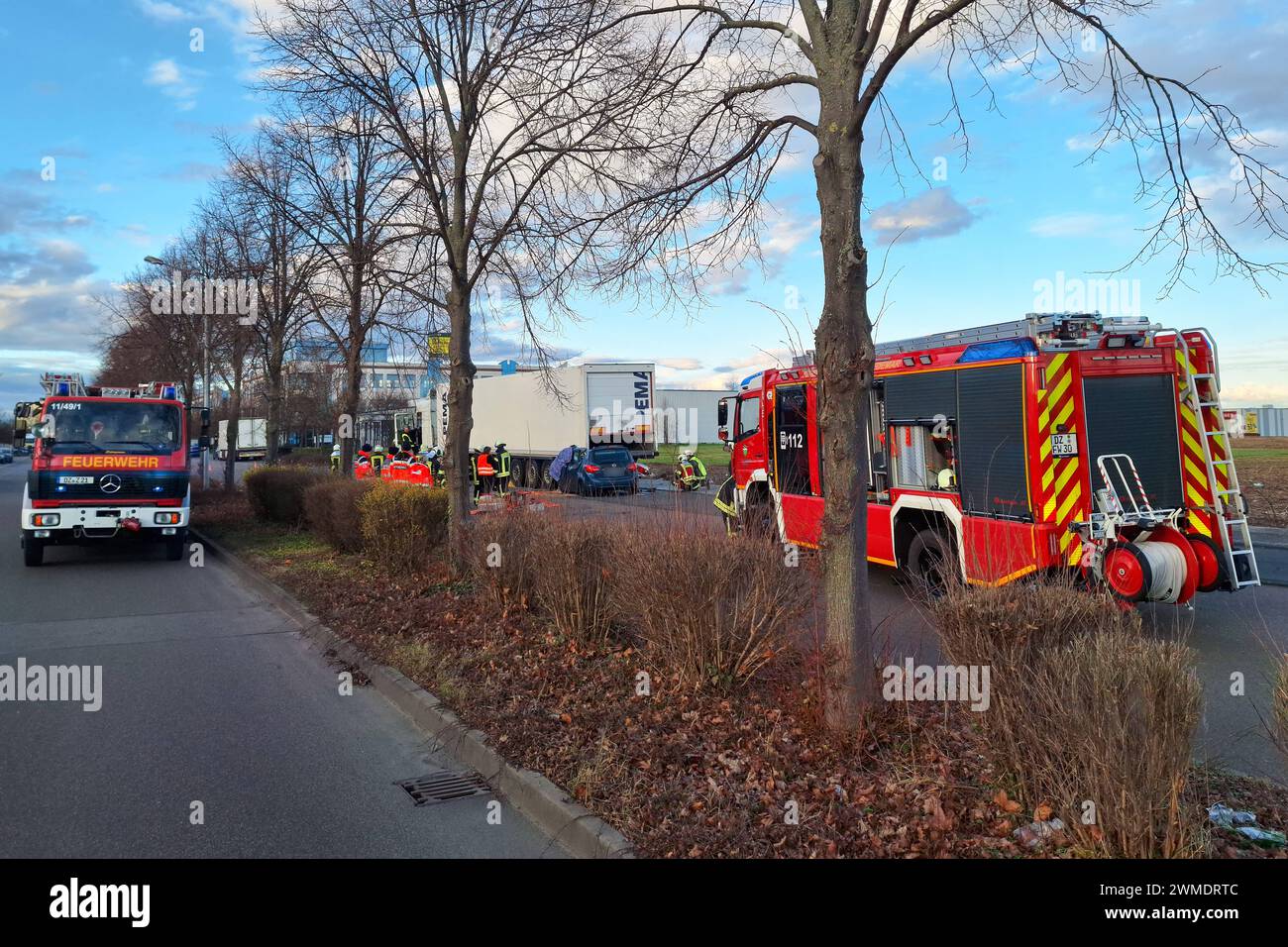 Unfall mit sattelschlepper hi-res stock photography and images - Alamy