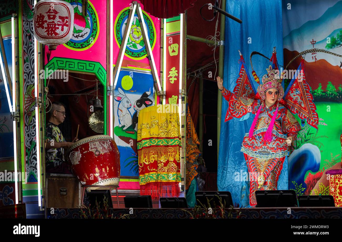 A Thai performer and musician from the "Tie Kia Tong Chia Sung Hiang ...