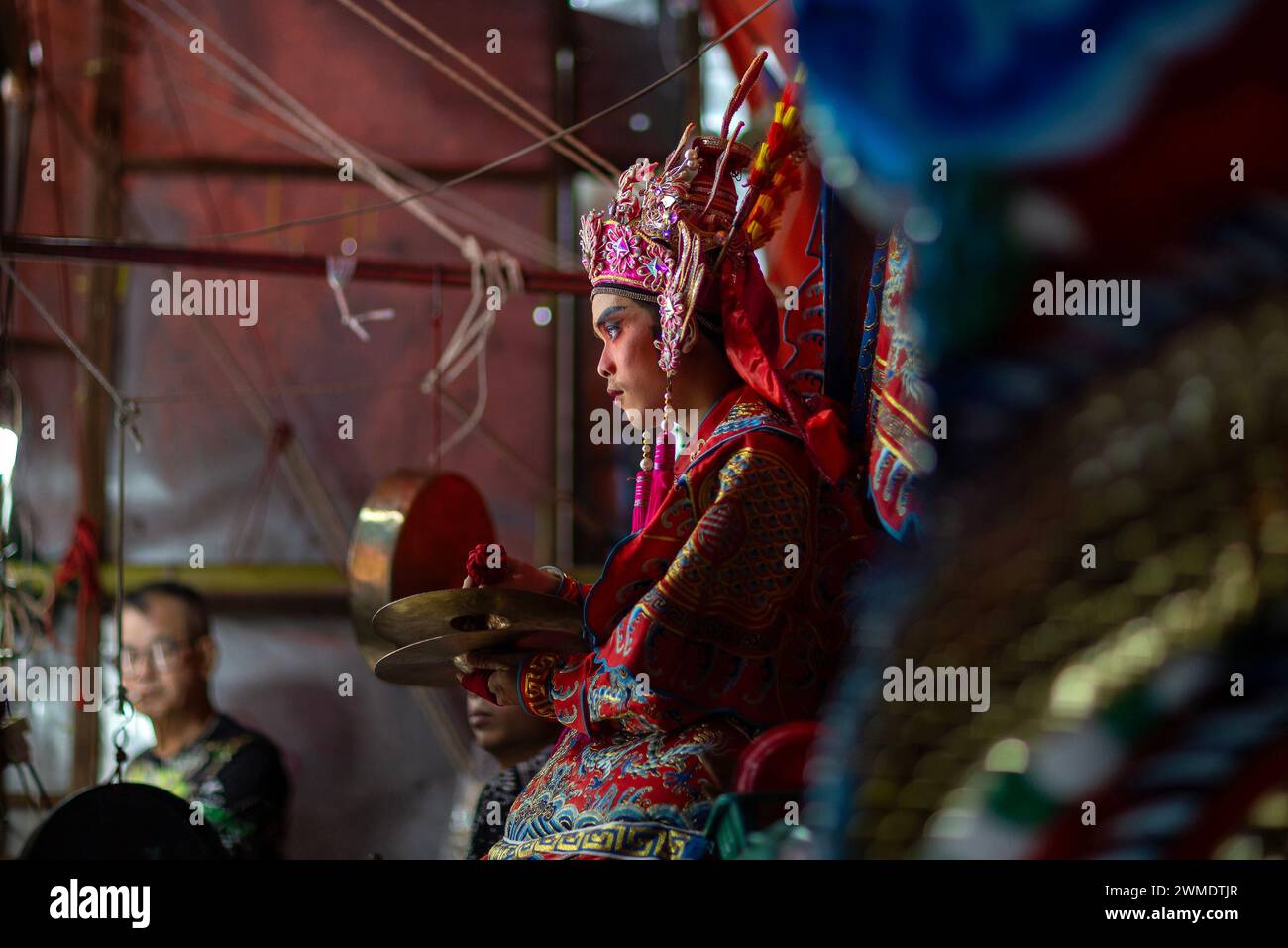 A Thai performer from the "Tie Kia Tong Chia Sung Hiang" Chinese ...