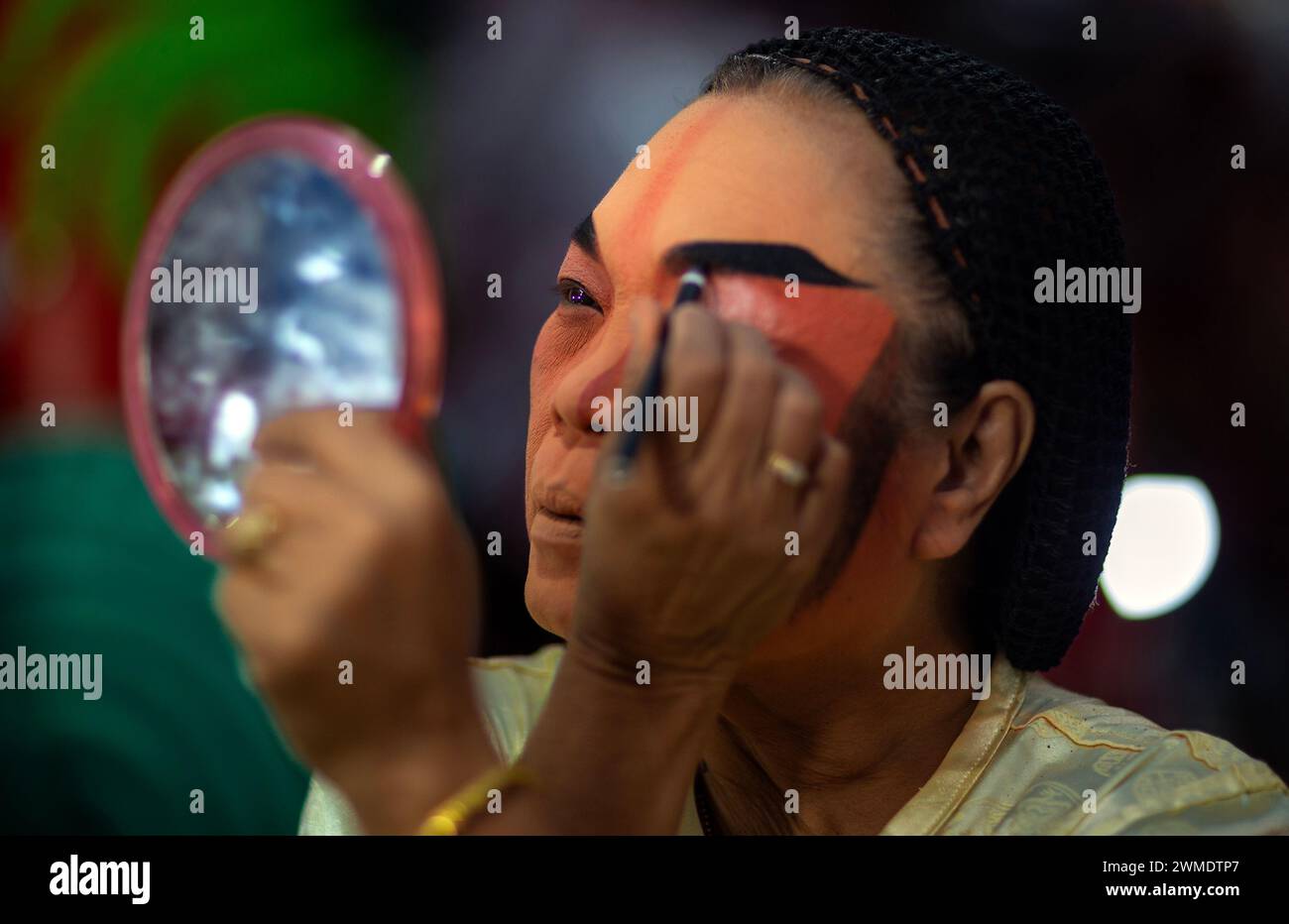 A Thai performer from the "Tie Kia Tong Chia Sung Hiang" Chinese ...