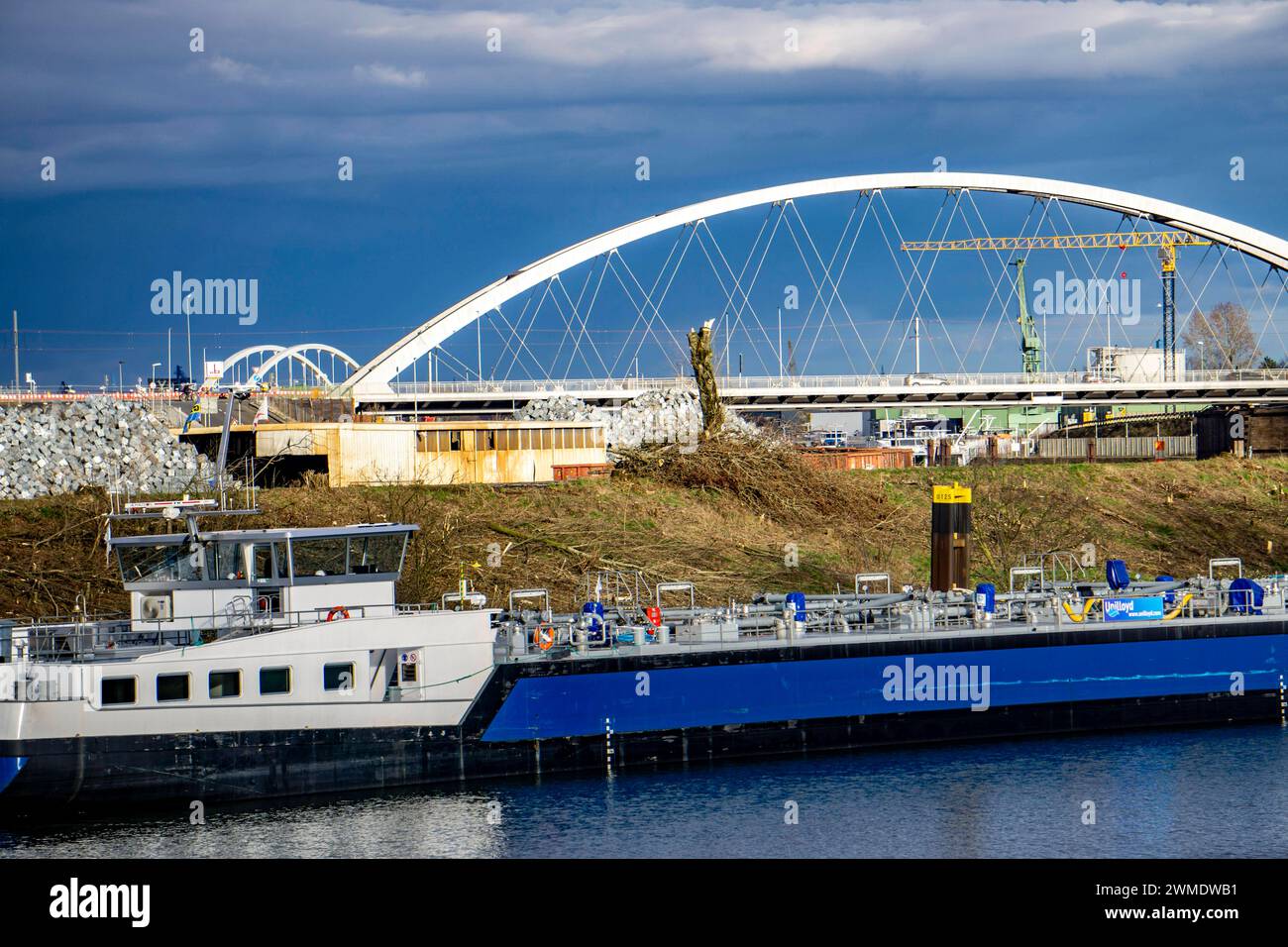 Der fertig gestellte Neubau des Karl-Lehr-Brückenzug, über die Ruhr und ...