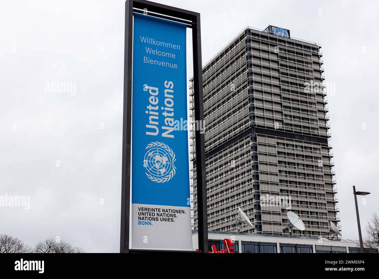 Fahnen und Banner in und vor dem UN Campus der Vereinten Nationen im ...