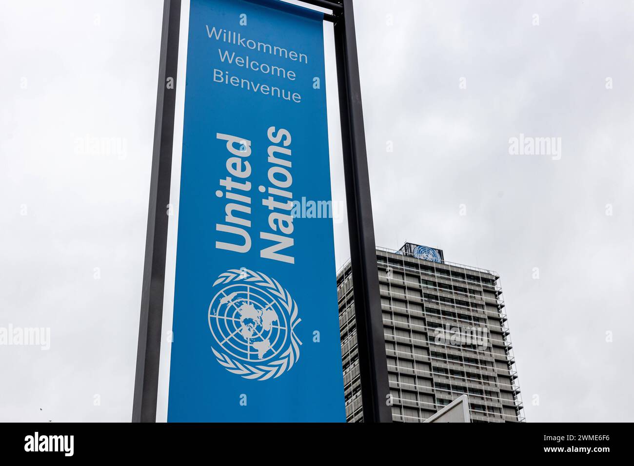 Fahnen und Banner in und vor dem UN Campus der Vereinten Nationen im ...