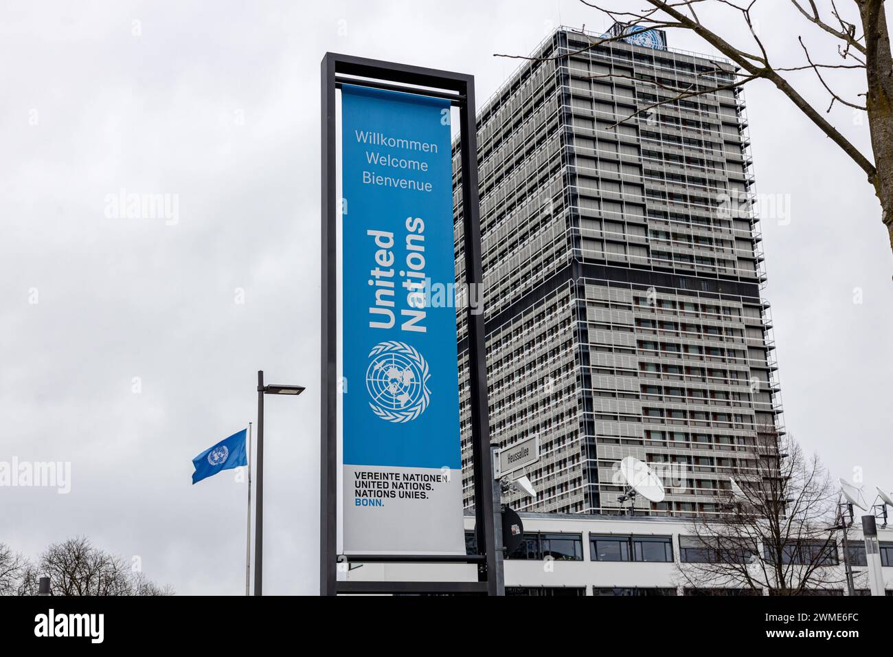 Fahnen und Banner in und vor dem UN Campus der Vereinten Nationen im ...