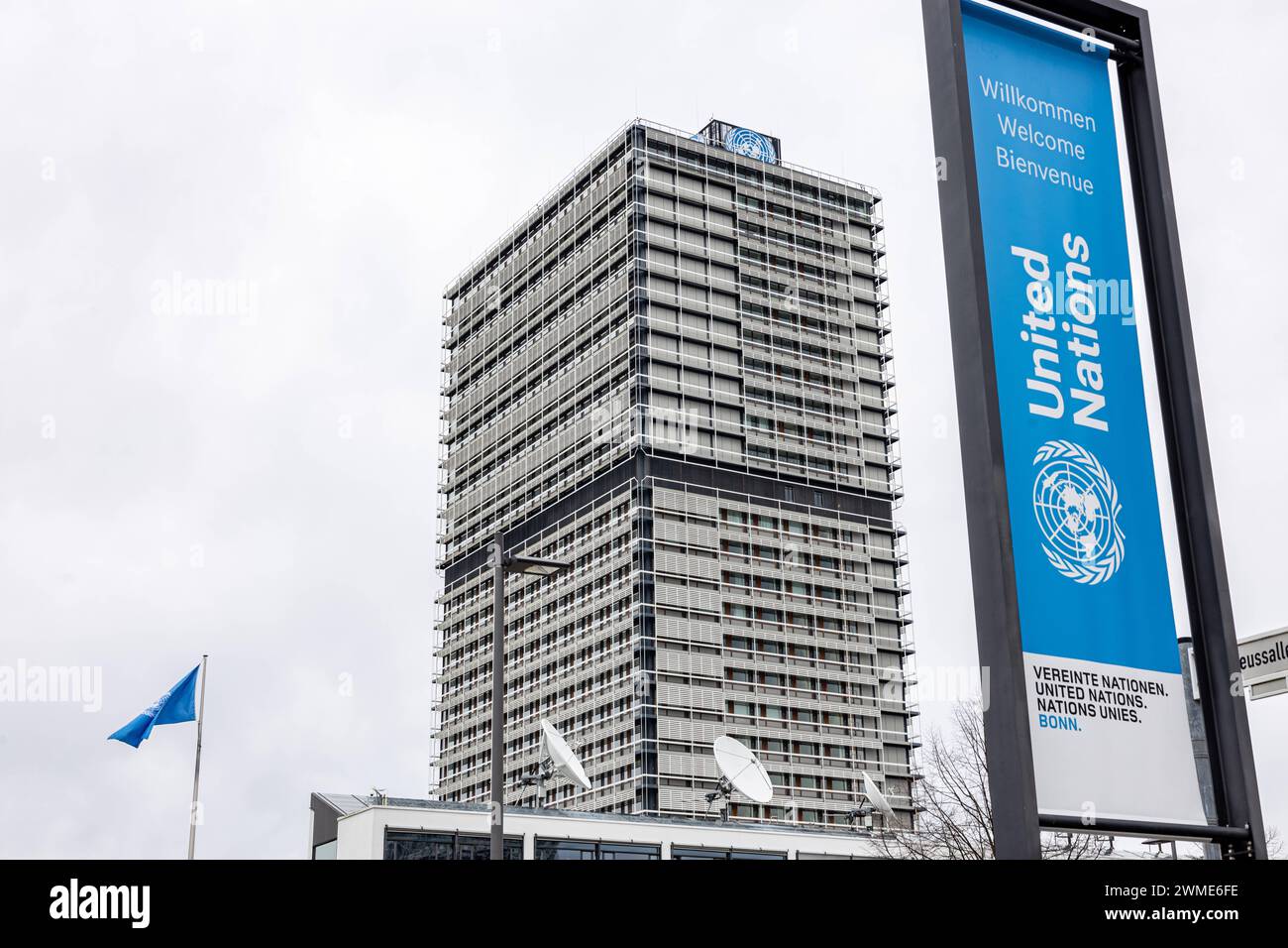Fahnen und Banner in und vor dem UN Campus der Vereinten Nationen im ...