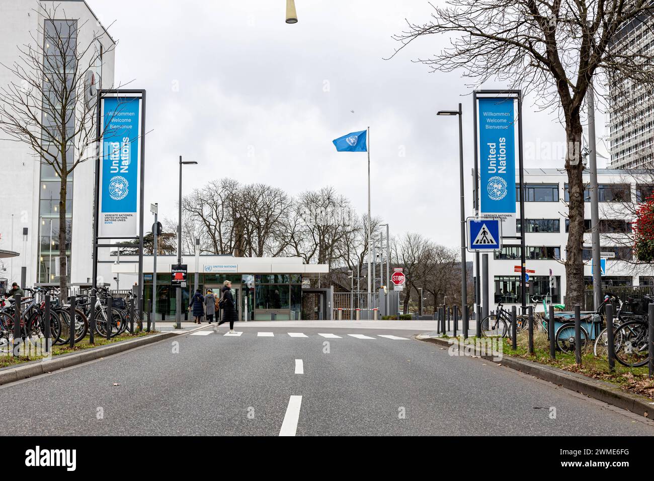Fahnen und Banner in und vor dem UN Campus der Vereinten Nationen im ...