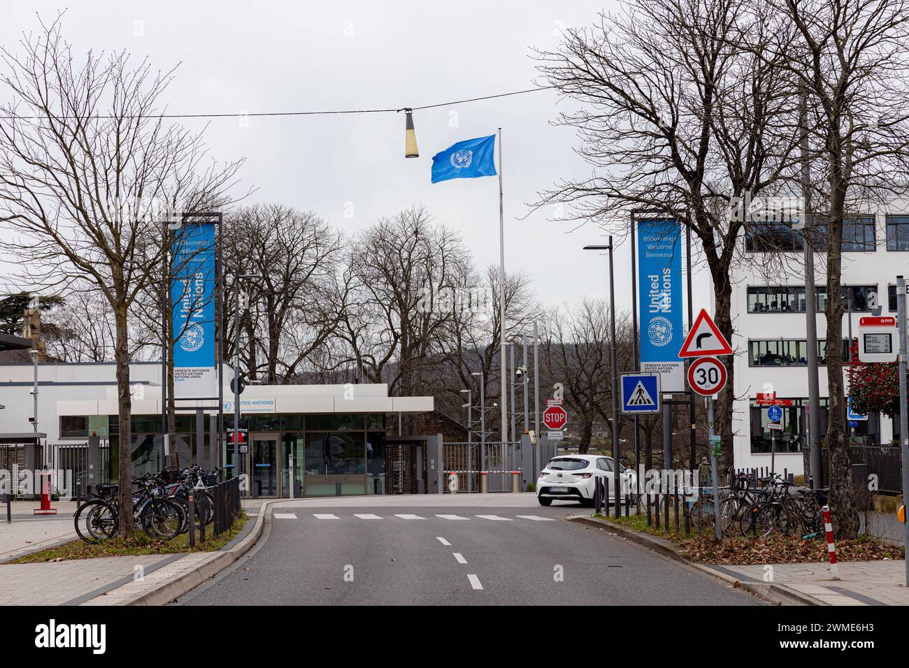 Fahnen und Banner in und vor dem UN Campus der Vereinten Nationen im ...