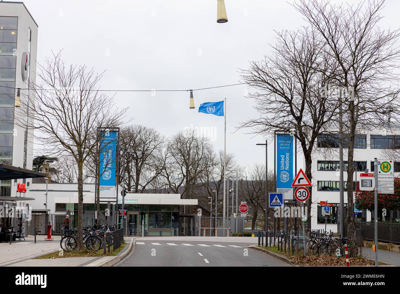 Fahnen und Banner in und vor dem UN Campus der Vereinten Nationen im ...