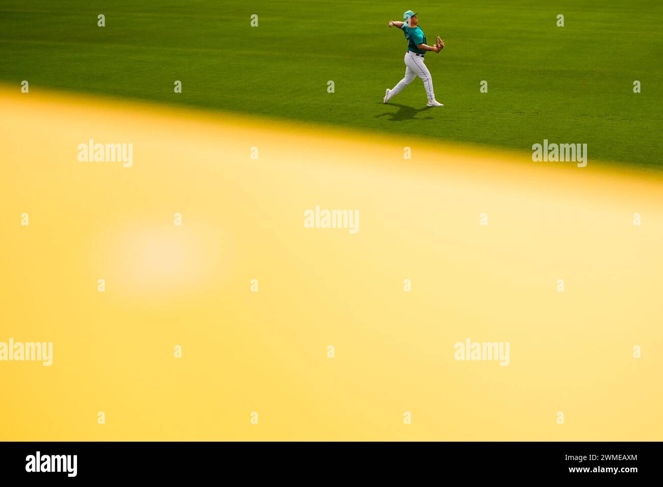 Seattle Mariners starting pitcher Jhonathan Díaz warms up in the ...