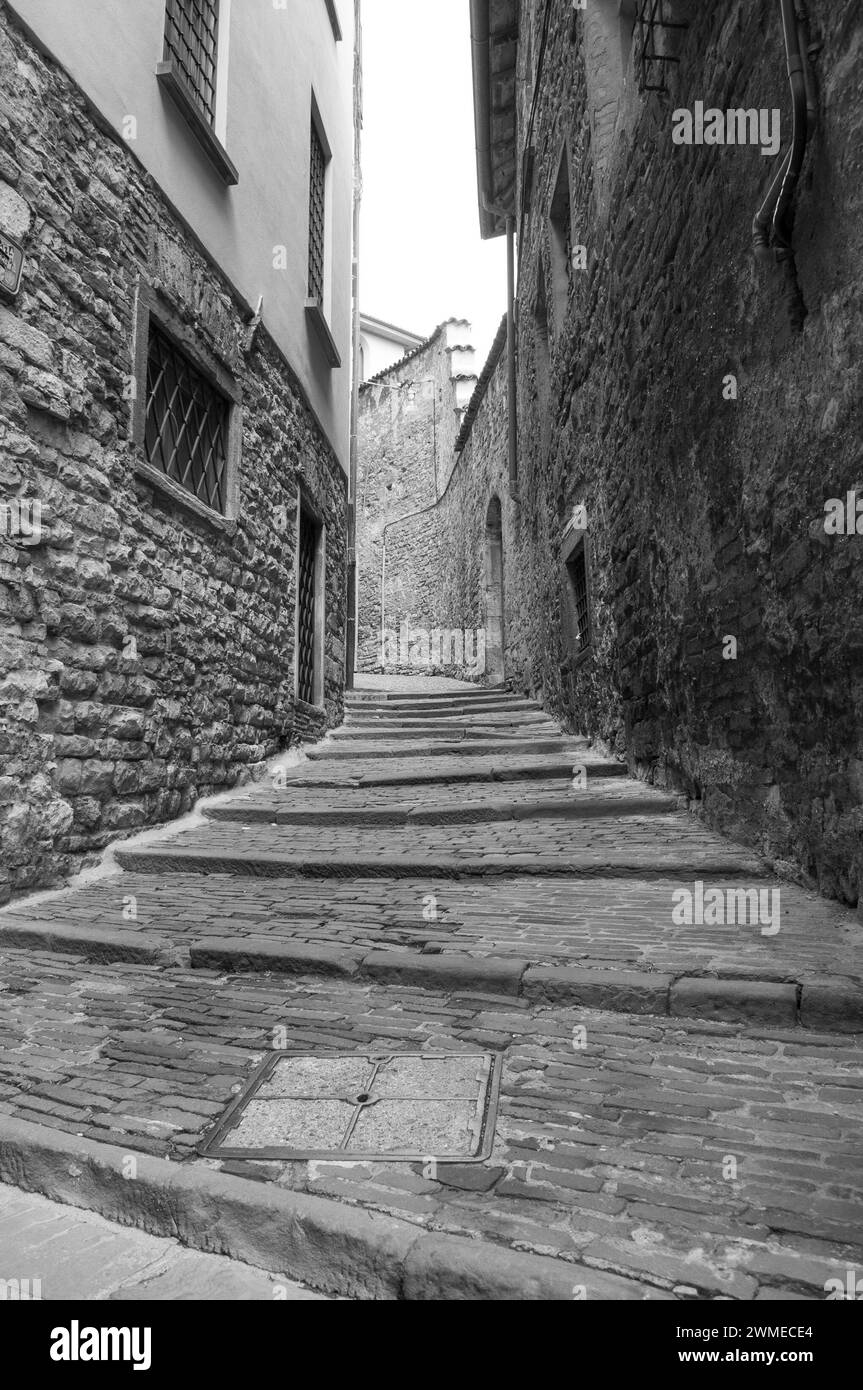 Stairs in narrow alley Black and White Stock Photos & Images - Alamy