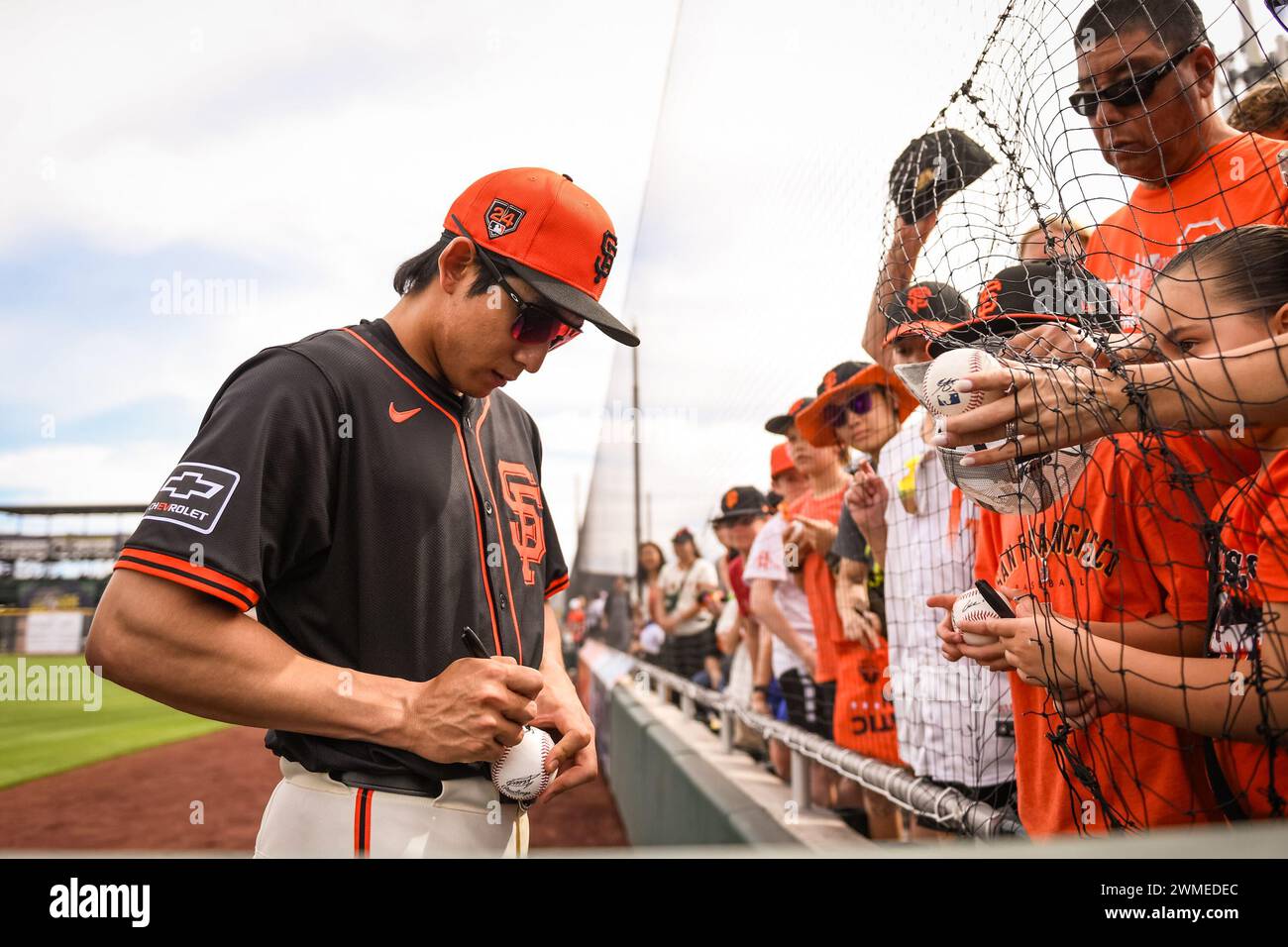 San Francisco Giants outfielder Jung Hoo Lee (51) signs autographs ...