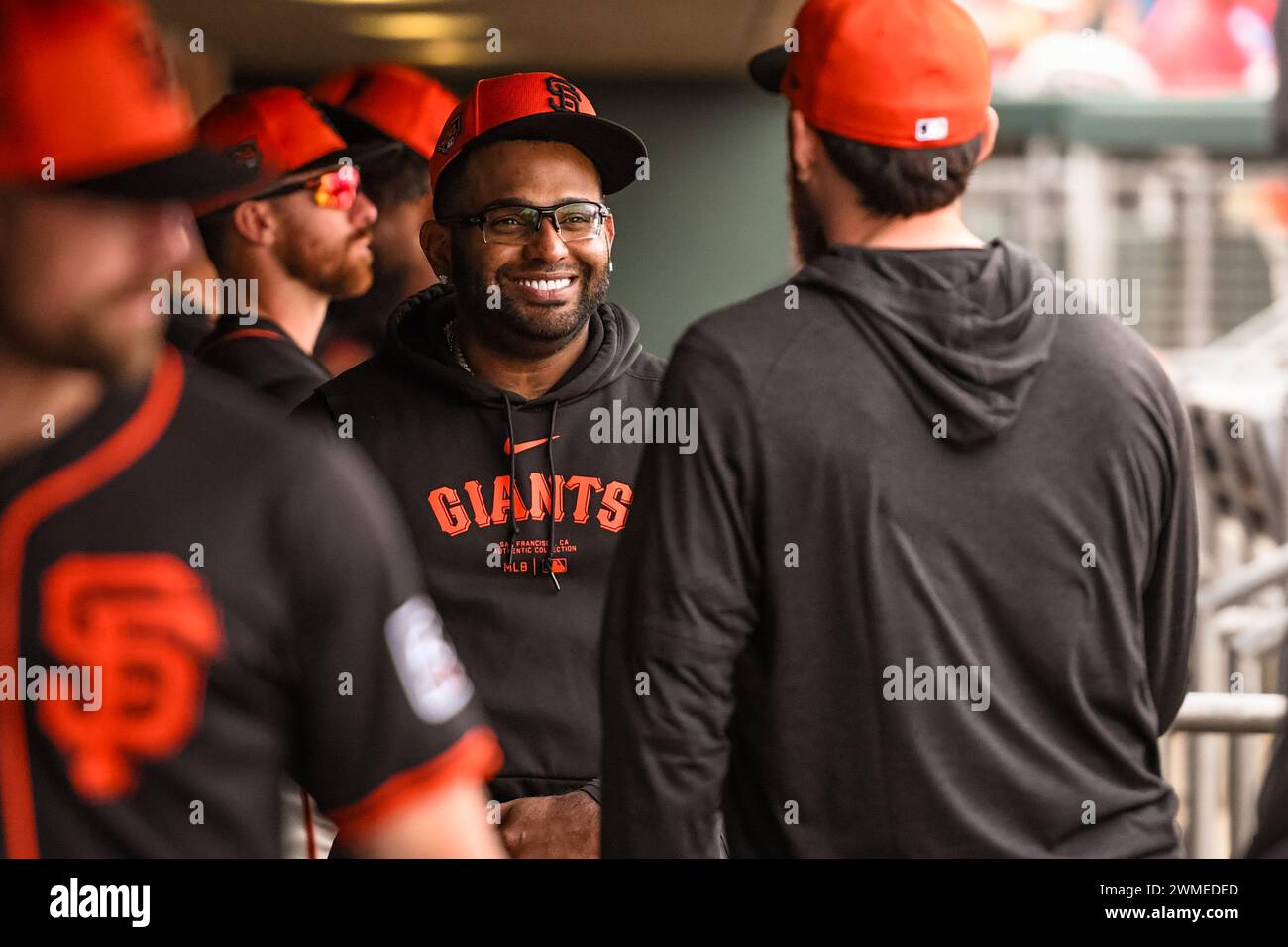 San Francisco Giants third baseman Pablo Sandoval (48) talks with ...