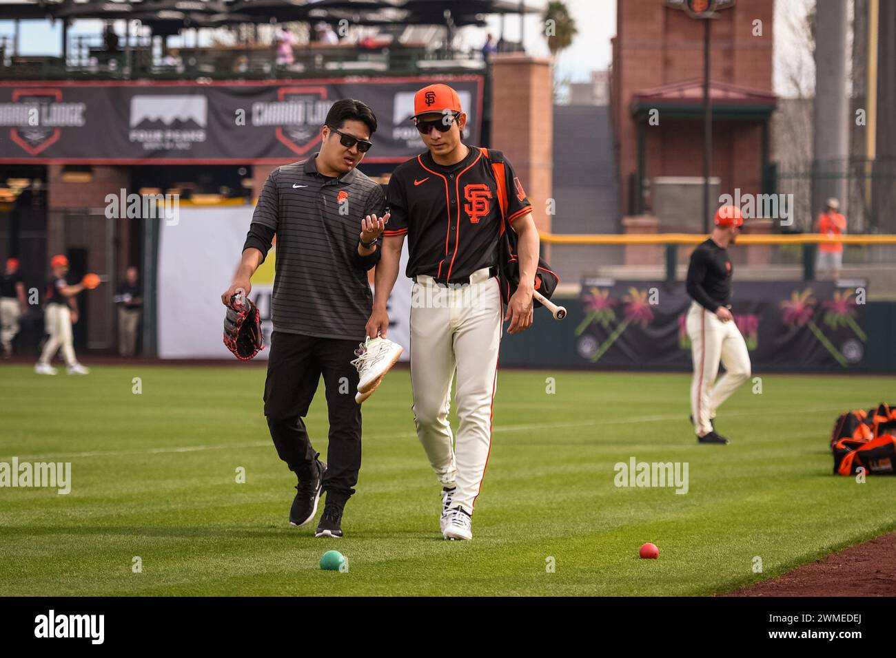 San Francisco Giants outfielder Jung Hoo Lee (51) arrives with his ...