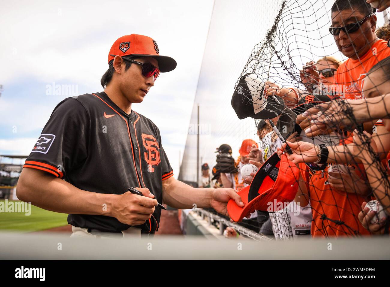 San Francisco Giants outfielder Jung Hoo Lee (51) signs autographs ...