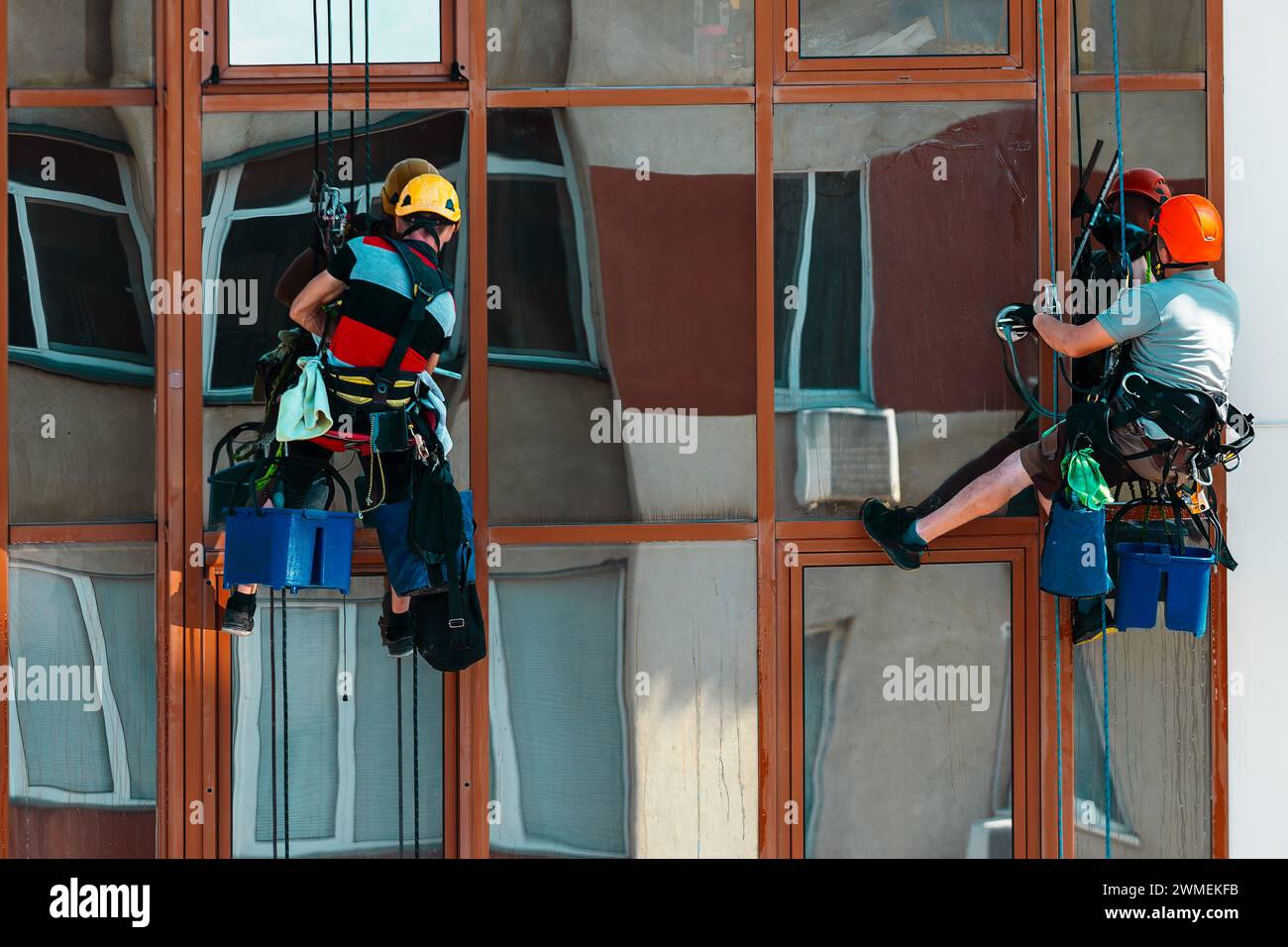 Cleaning windows skyscraper risky hi-res stock photography and images ...