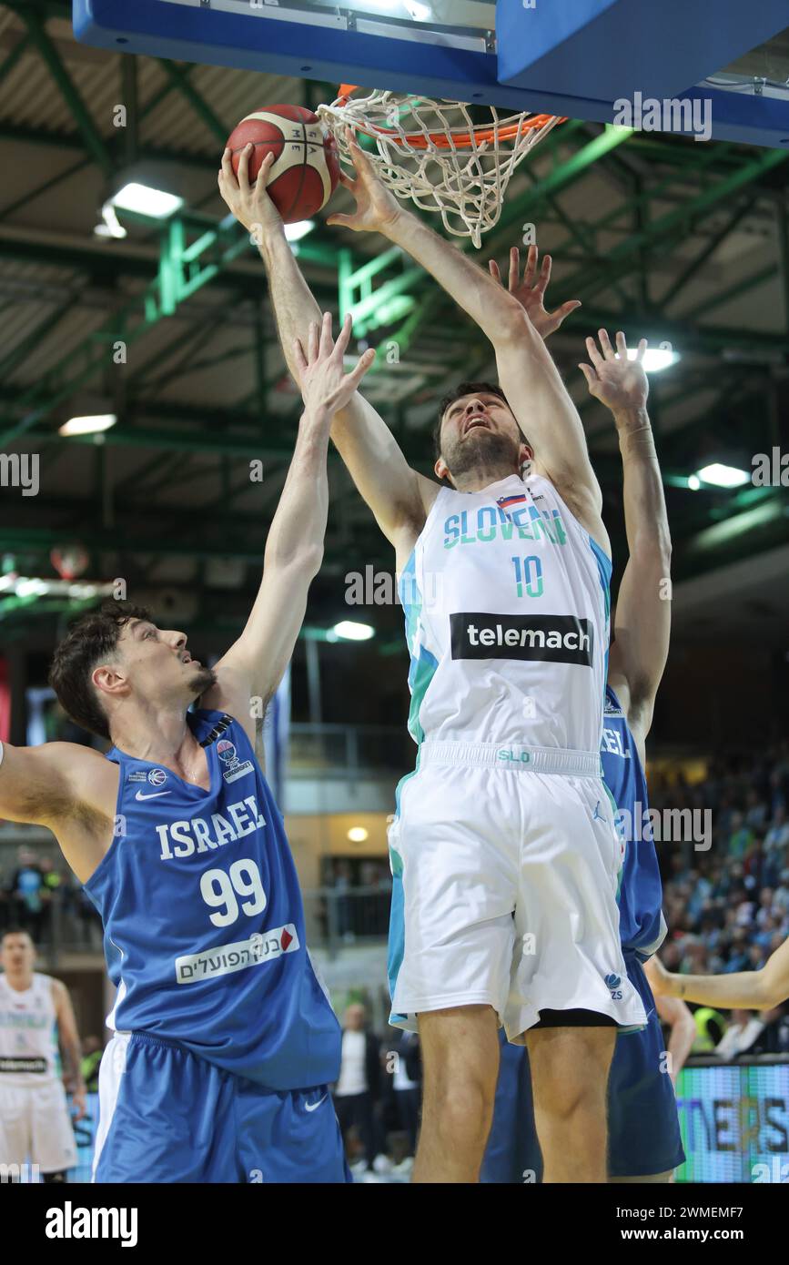 Koper, Slovenia. 25th Feb, 2024. Mike Tobey (Top) of Slovenia goes for ...