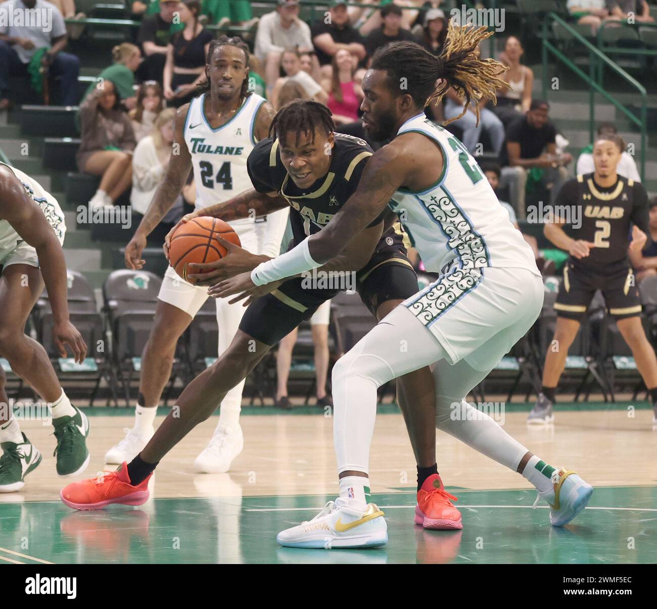 UAB Blazers forward Christian Coleman (13) tries to make a move against ...