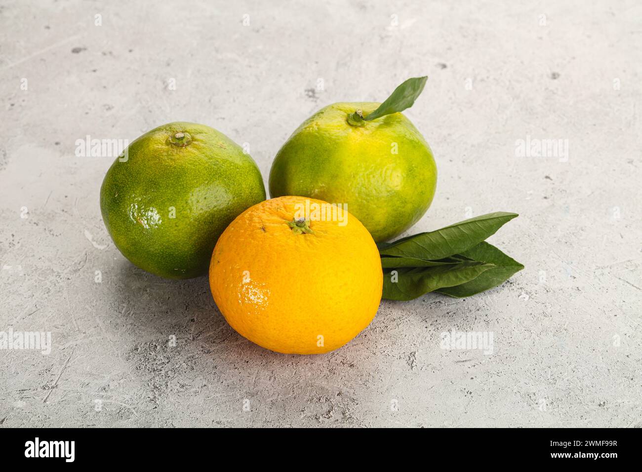 Fresh ripe sweet juicy mandarins heap Stock Photo - Alamy