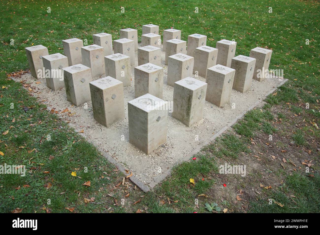 Symmetrical square hi-res stock photography and images - Alamy