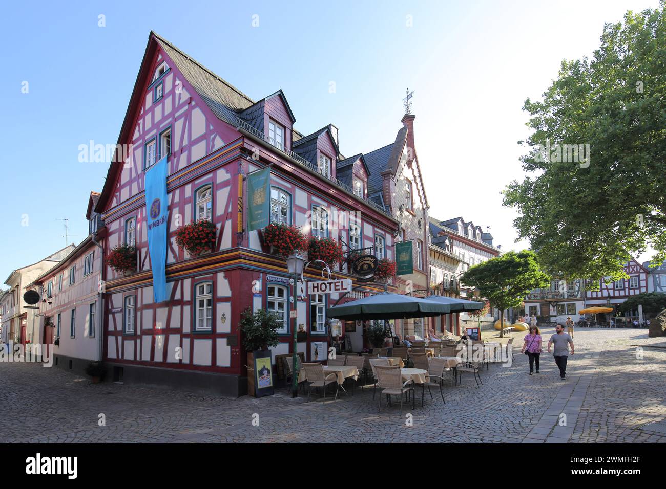 Inn and half-timbered house Hotel Taunushof, people, Koenig-Adolf-Platz ...