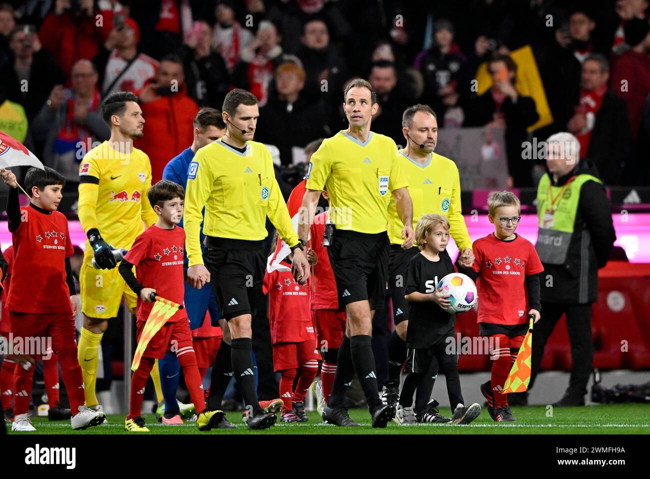 Teams, teams around referee team with referee Sascha Stegemann, ball ...