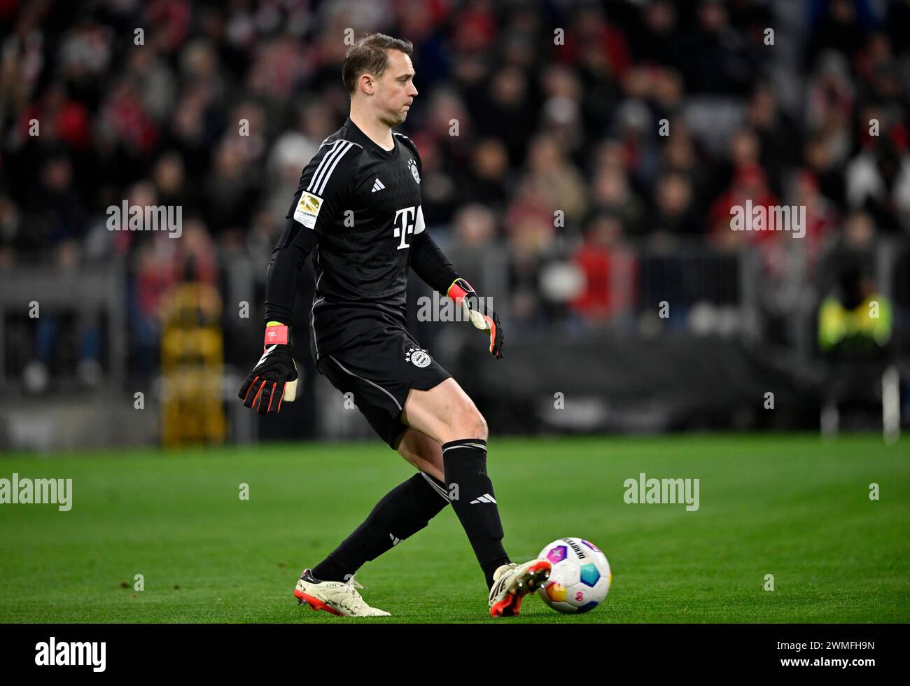 Goalkeeper Manuel Neuer FC Bayern Munich FCB (01) Action on the ball ...