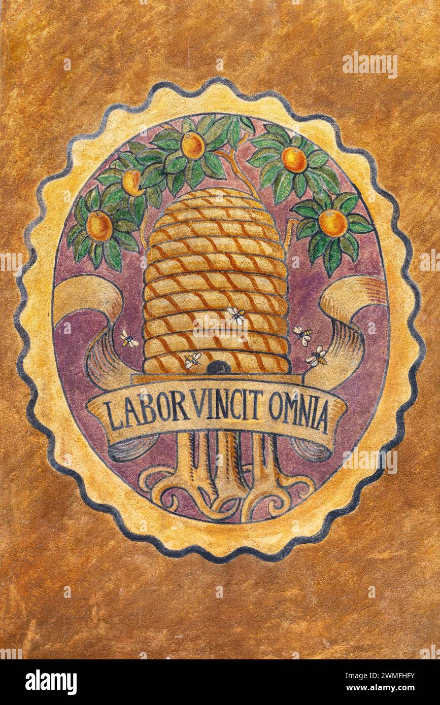 Bee mural hi-res stock photography and images - Alamy