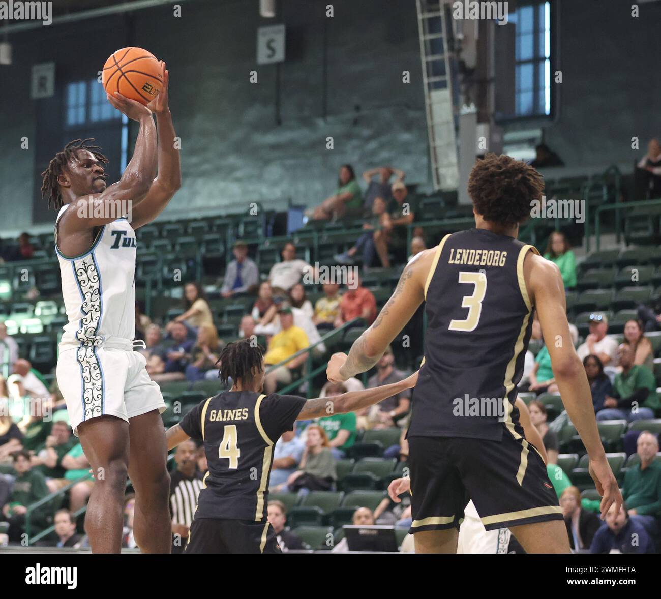 Tulane Green Wave guard Sion James (1) shoots a jumper during an ...
