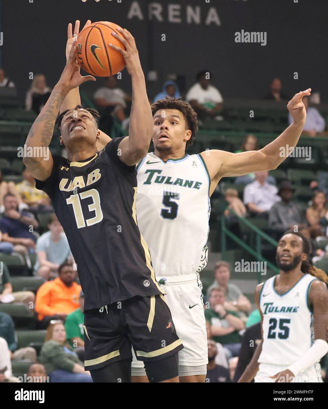 UAB Blazers forward Christian Coleman (13) attempts a layup against ...