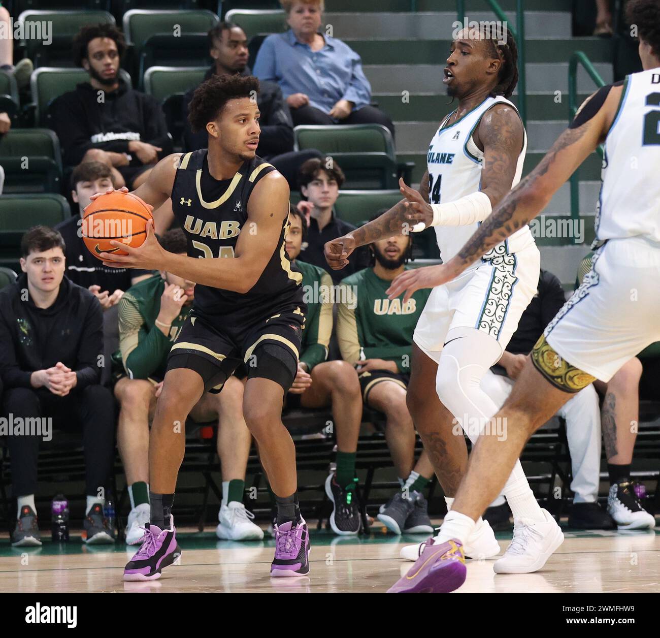 UAB Blazers guard Efrem Johnson (24) tries to make a move against ...
