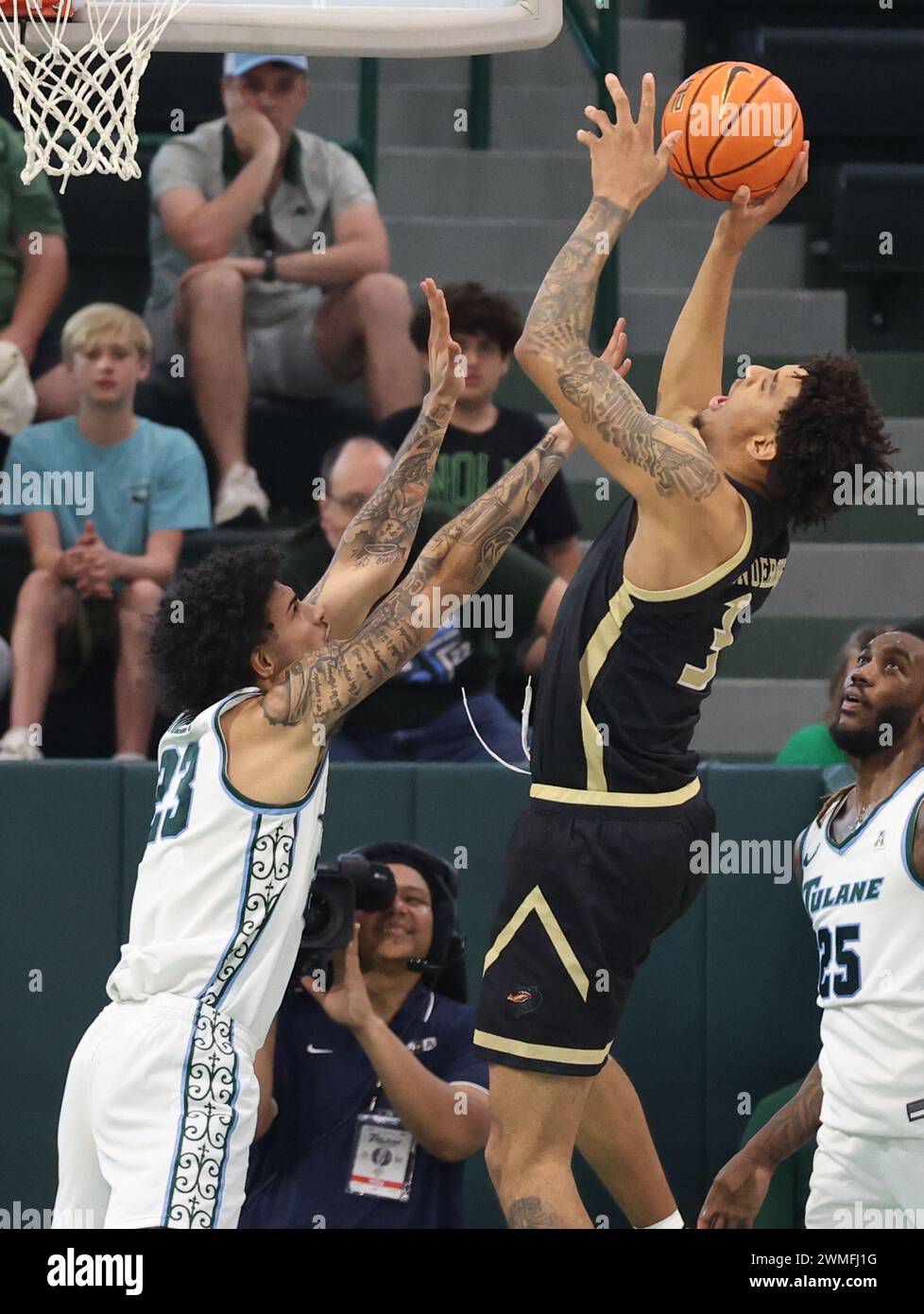 New Orleans, USA. 25th Feb, 2024. UAB Blazers forward Yaxel Lendeborg ...