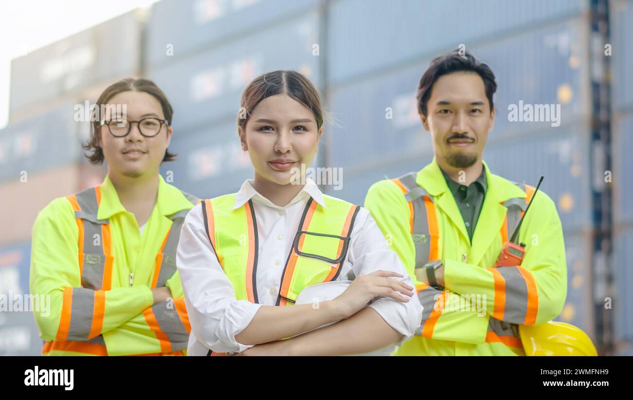 Dockworkers shipping container hi-res stock photography and images - Alamy