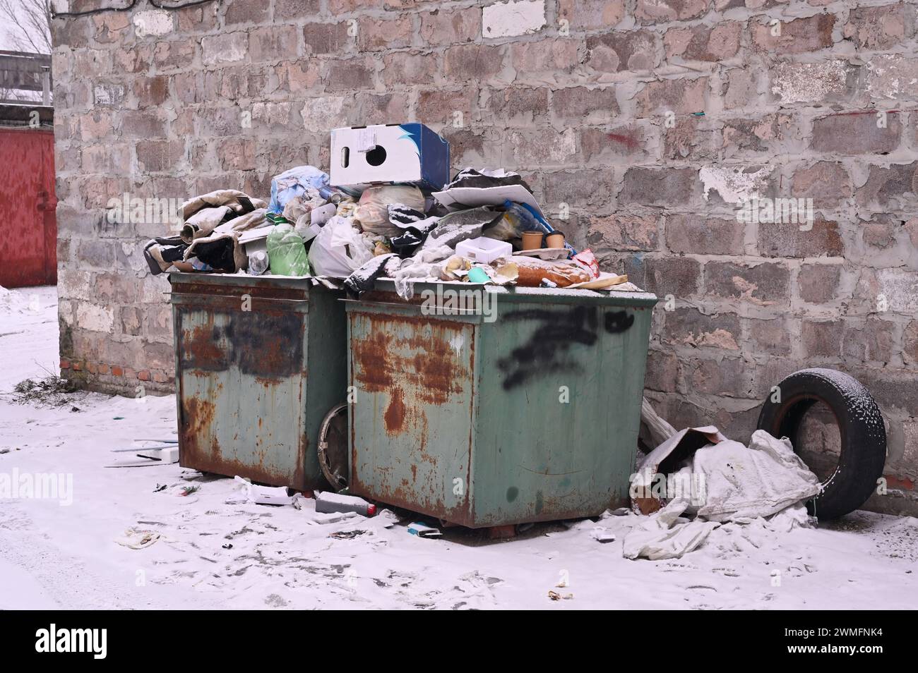 Overflowing garbage cans hi-res stock photography and images - Alamy