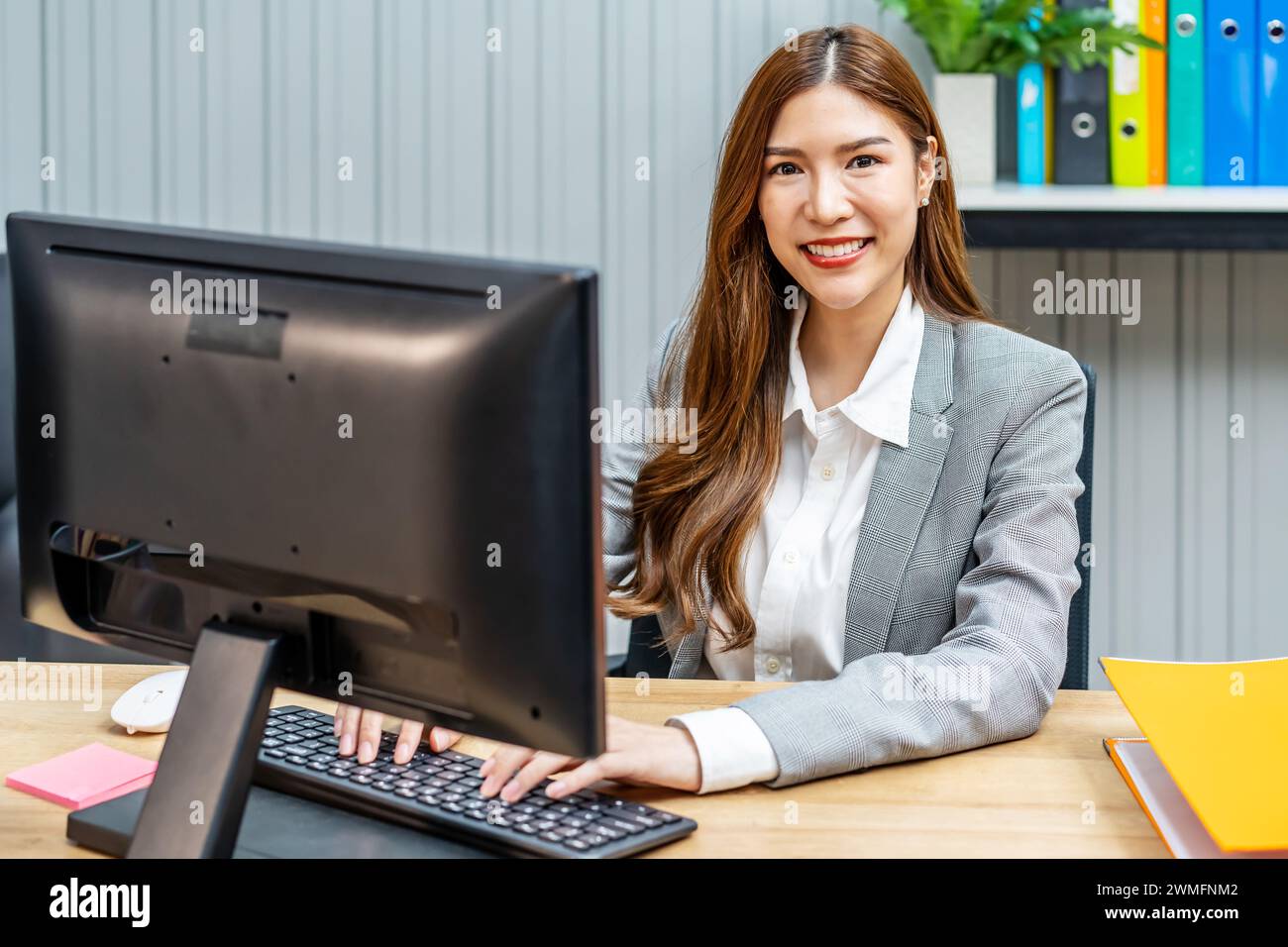 Asian office setting hi-res stock photography and images - Alamy