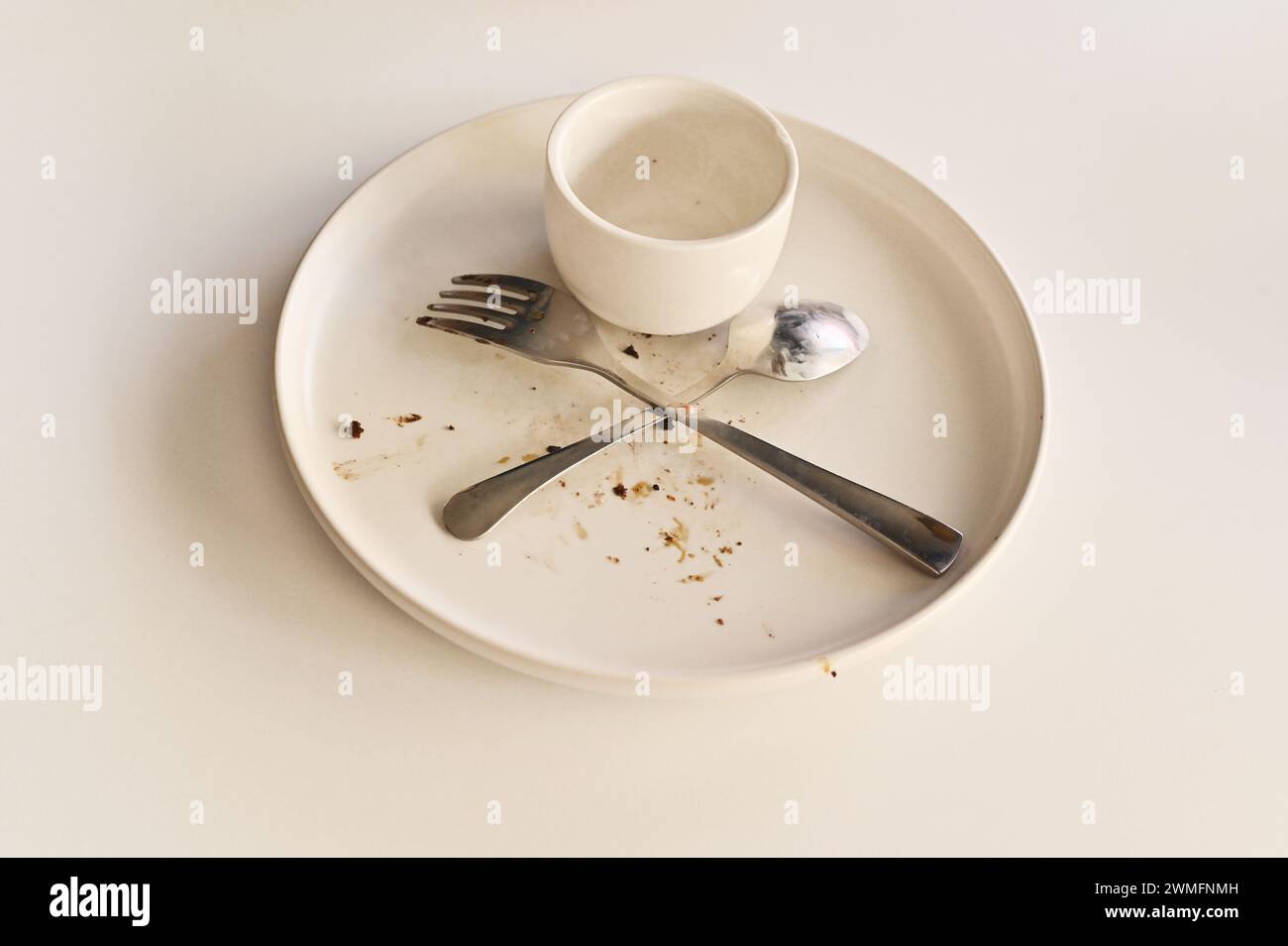 Dirty lunch table stack hi-res stock photography and images - Alamy