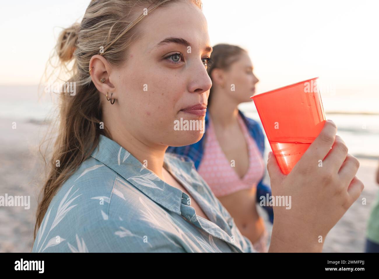 Women sunset beach hi-res stock photography and images - Alamy