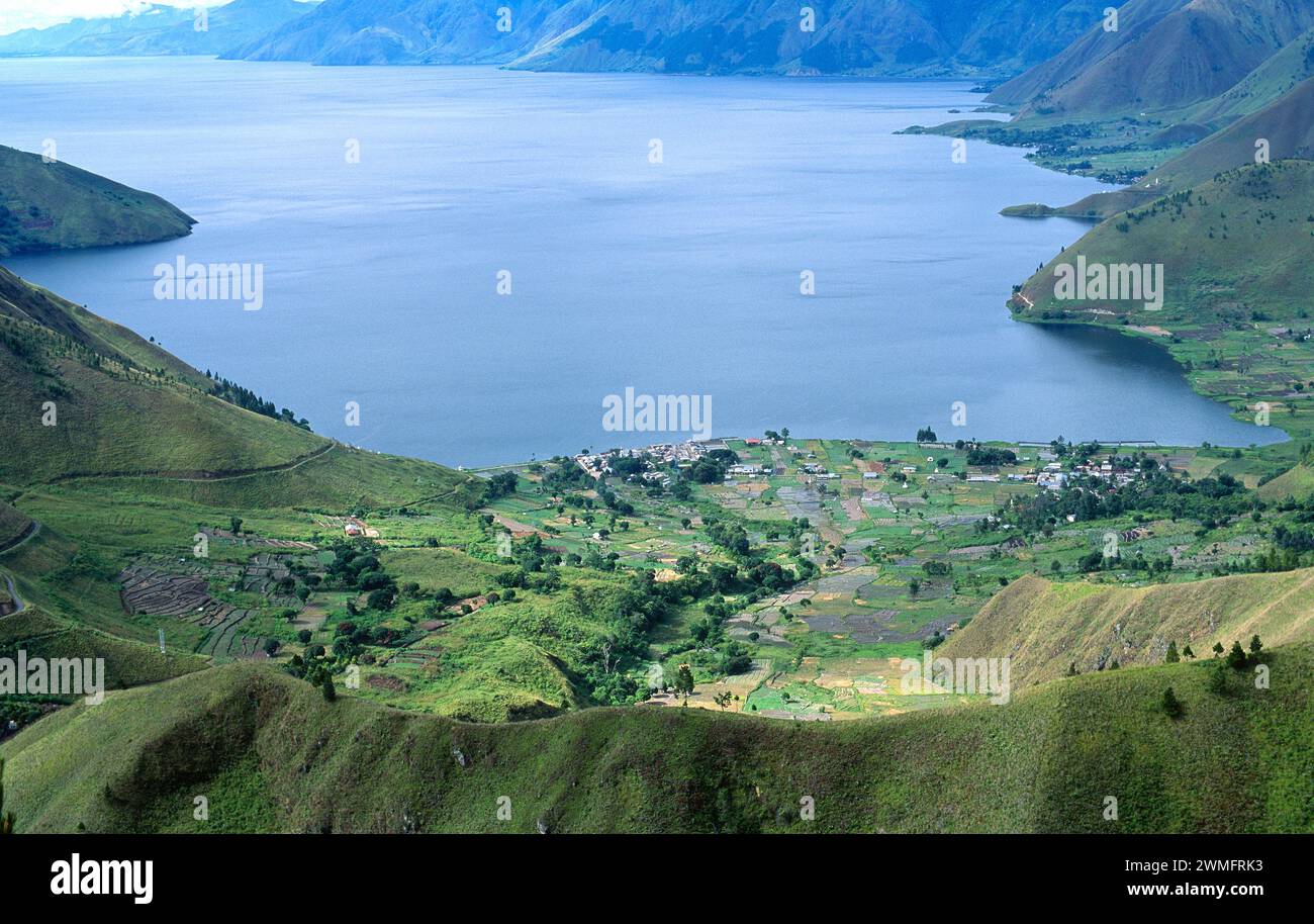 Lake Toba occupies the caldera of a supervolcano (the largest in the ...